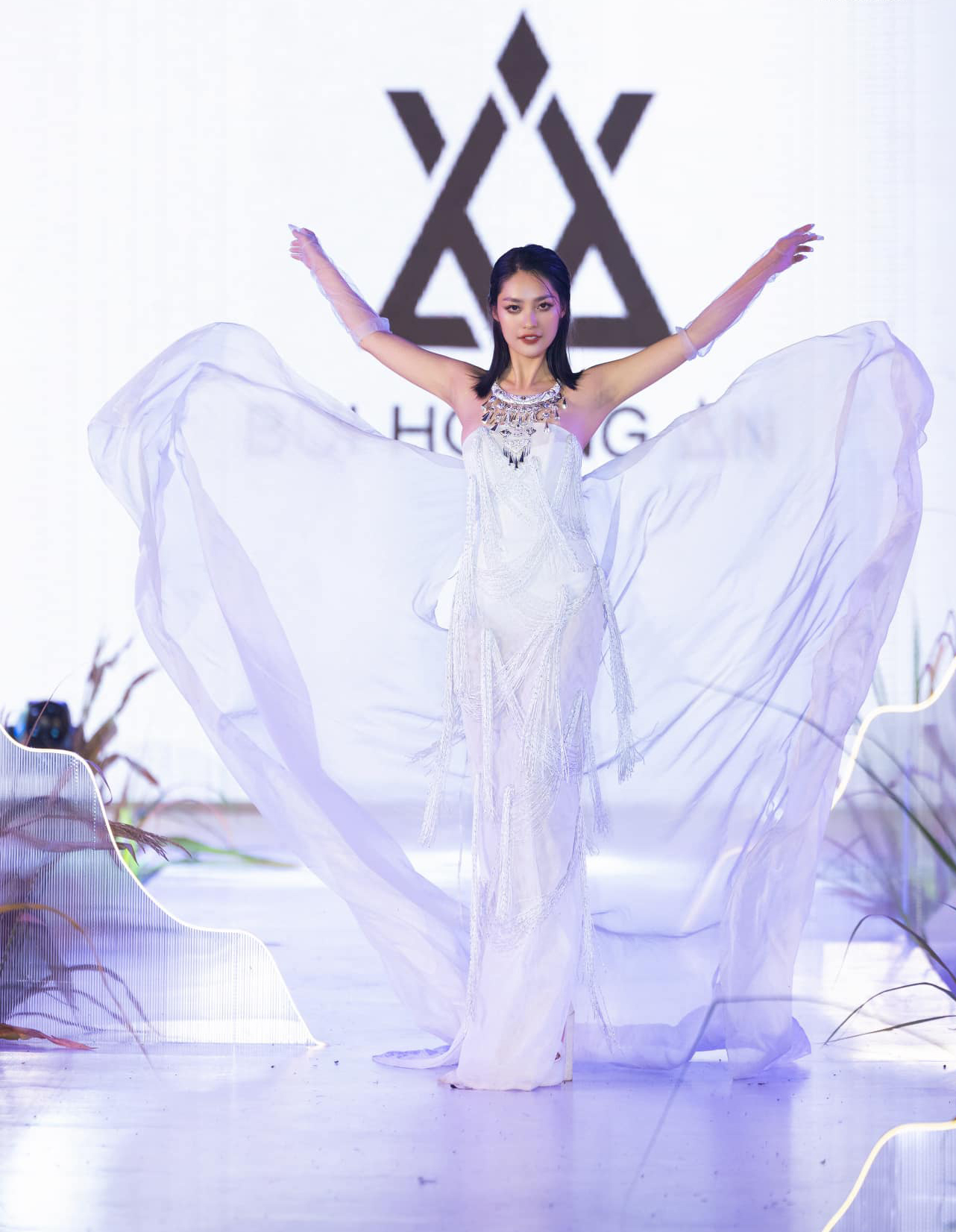 Doan Thu Thuy transformed the 'muse' of Ha Giang in an indigo dye design over 1.000 hours ...