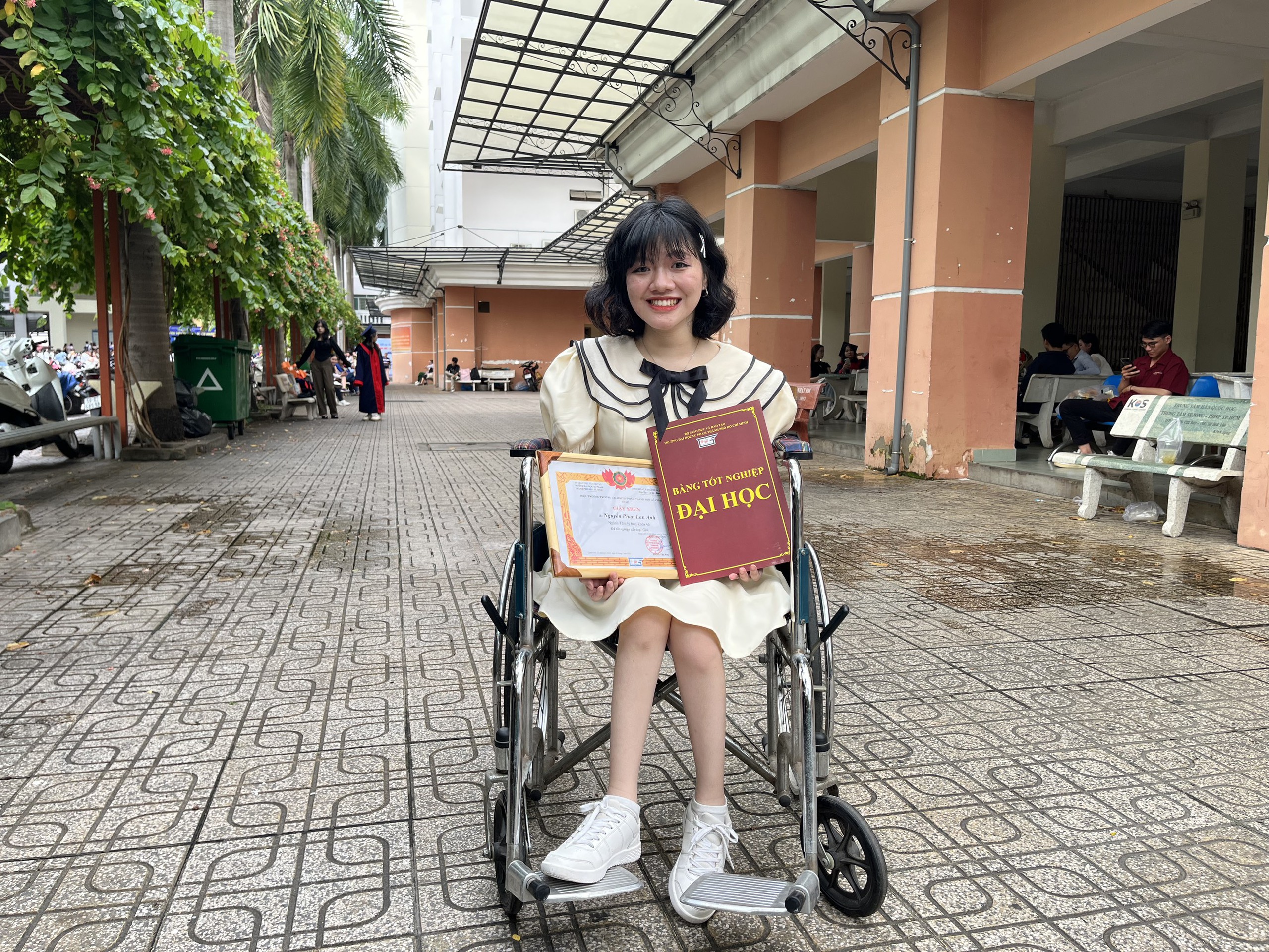 Nữ sinh đi xe lăn nhận bằng tốt nghiệp loại giỏi