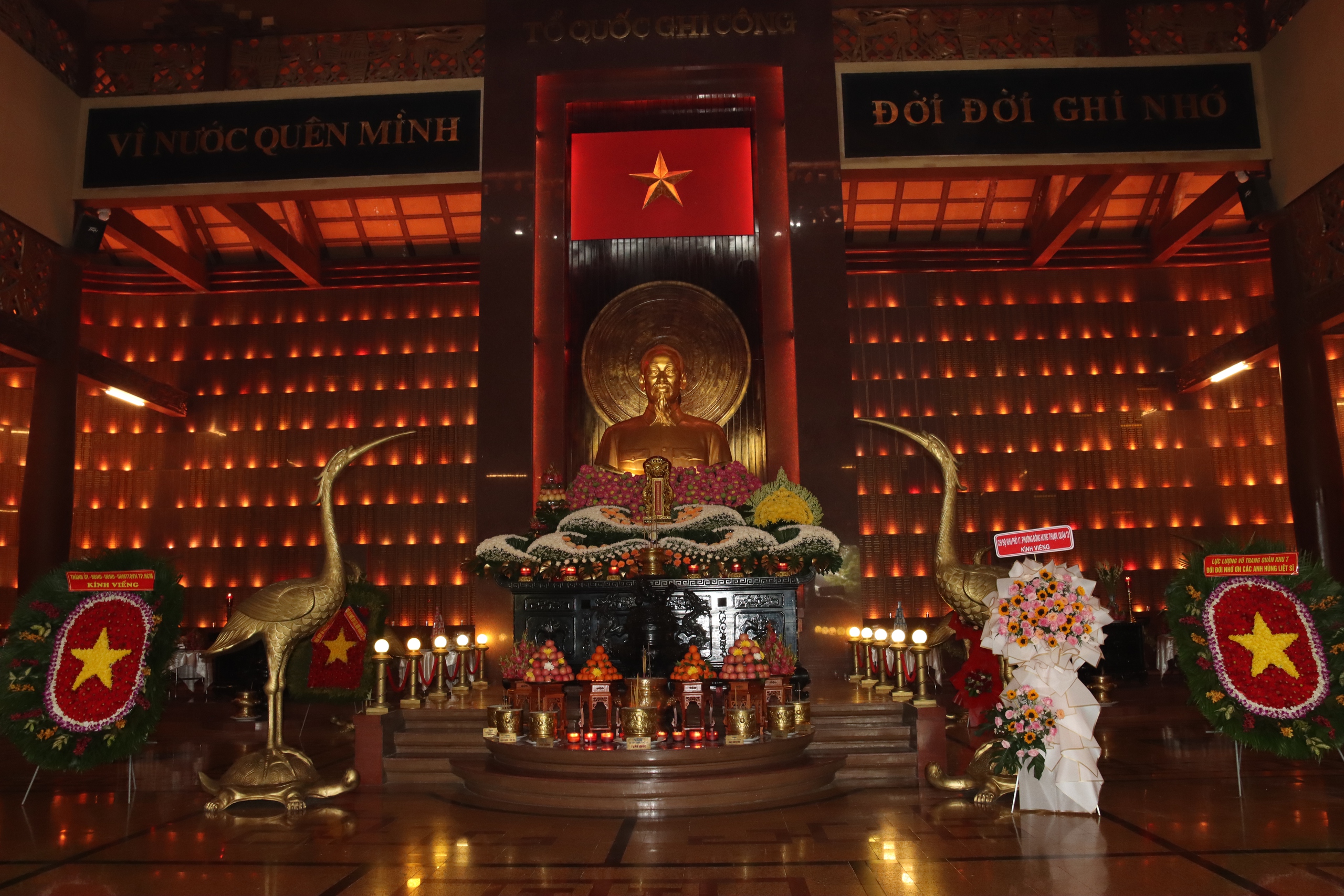 TP.HCM tưởng niệm anh hùng liệt sĩ tại Đền Bến Dược