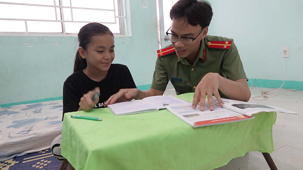 Khi mẹ là các chú công an
