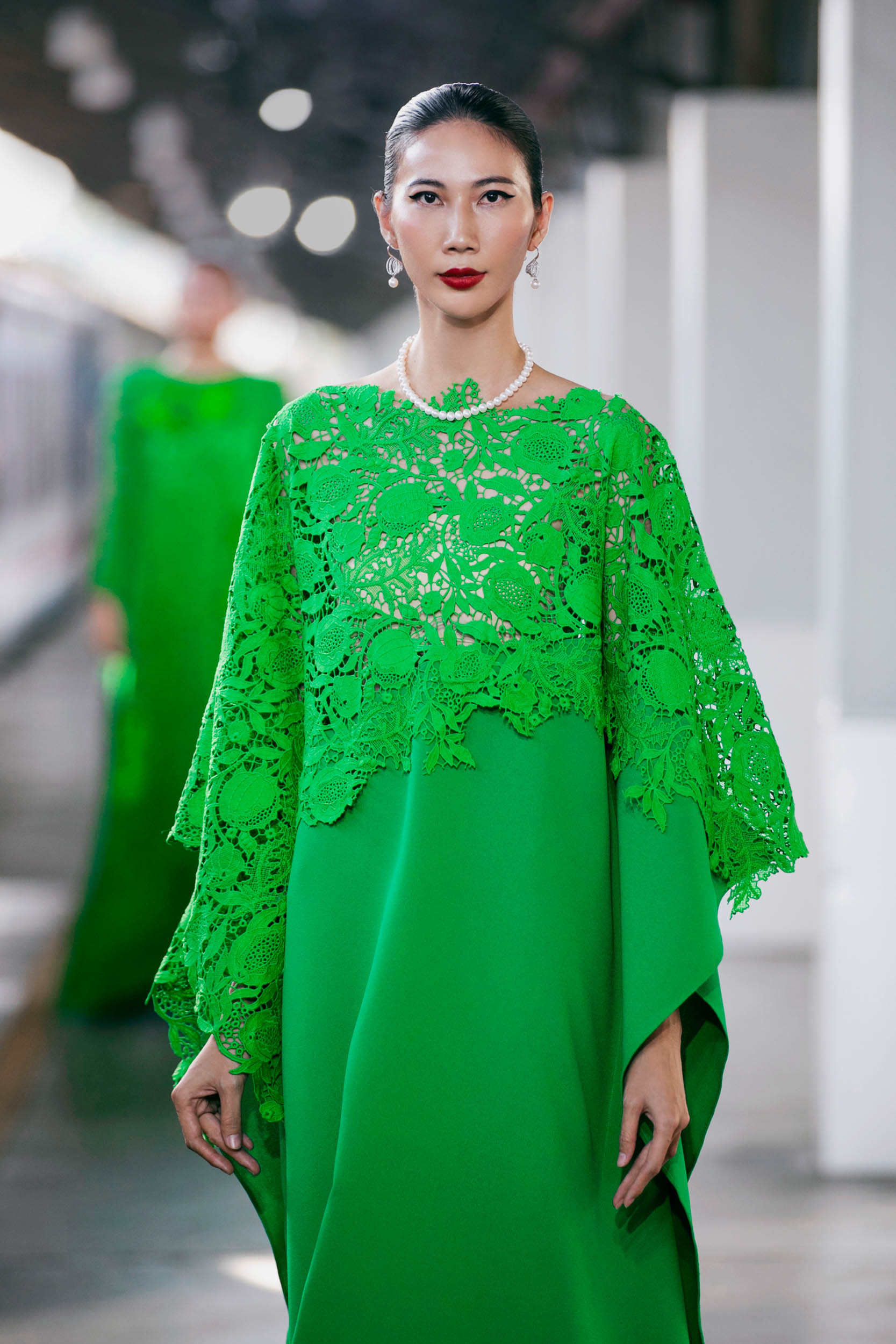 Trang phục ren, xu hướng lãng mạn, quyến rũ nổi bật mùa thu đông 2024