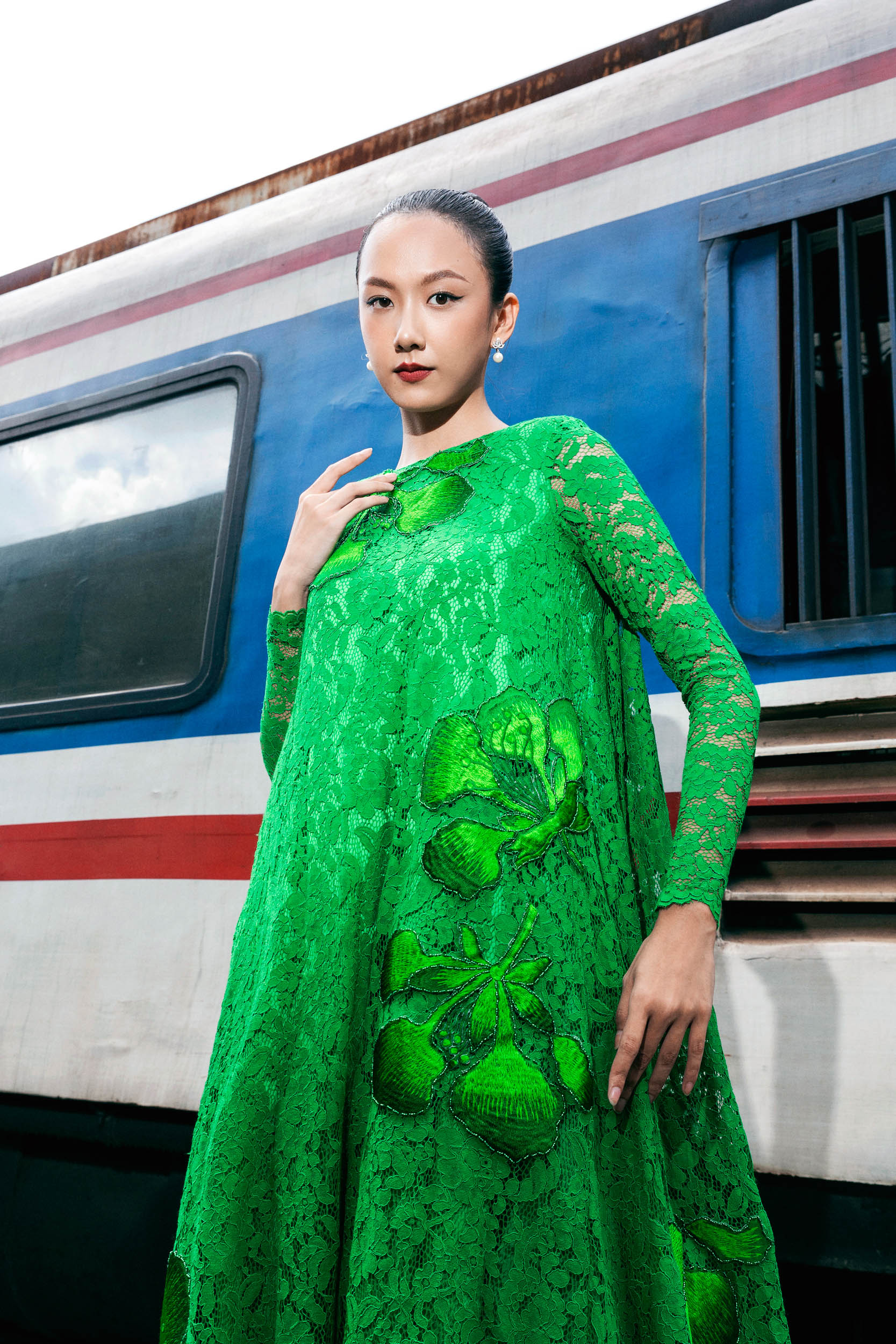 Trang phục ren, xu hướng lãng mạn, quyến rũ nổi bật mùa thu đông 2024