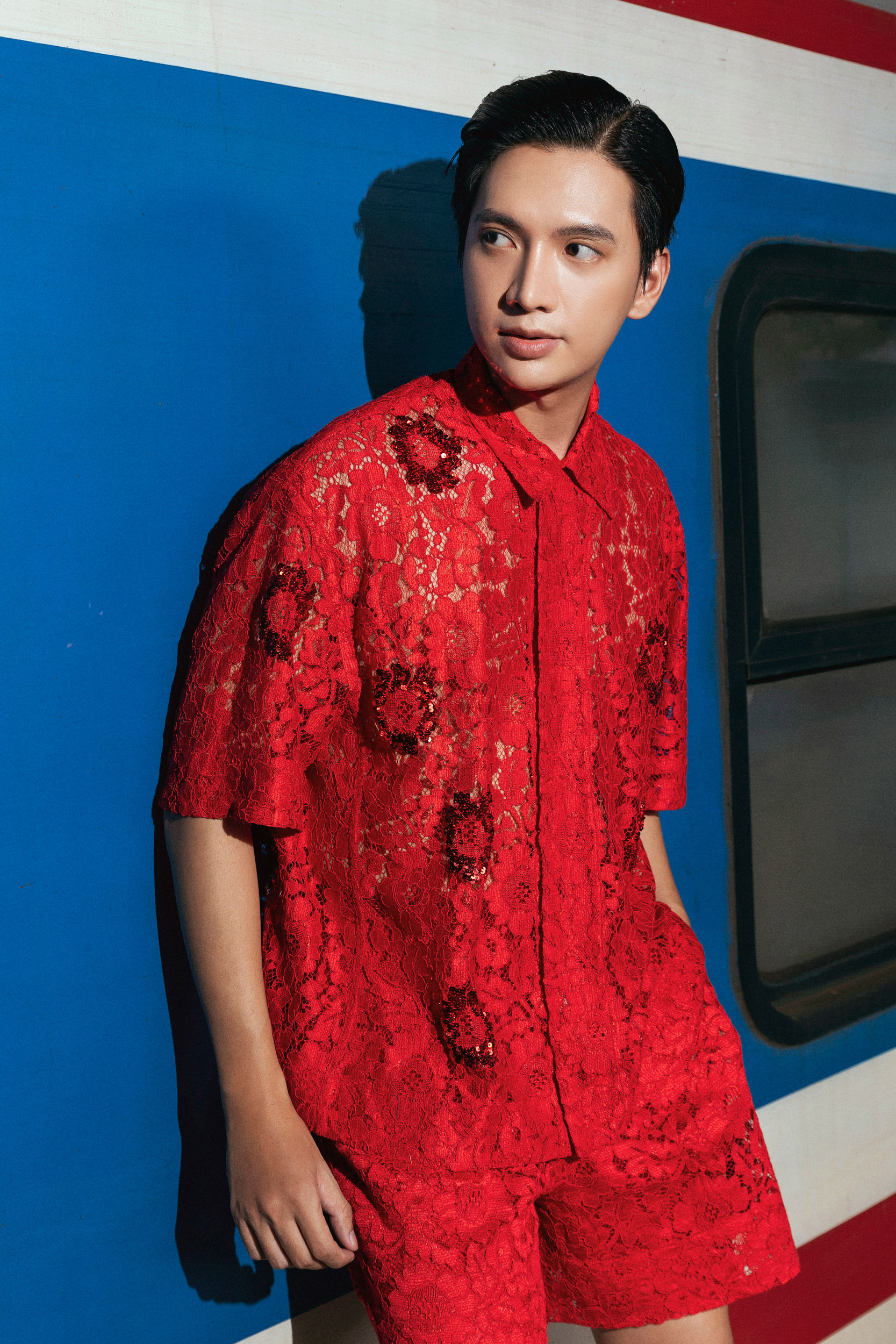 Trang phục ren, xu hướng lãng mạn, quyến rũ nổi bật mùa thu đông 2024