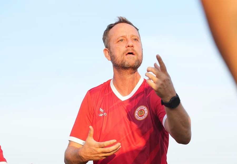 HLV Polking đã đúng khi chê sân Hà Tĩnh xấu, nhưng...