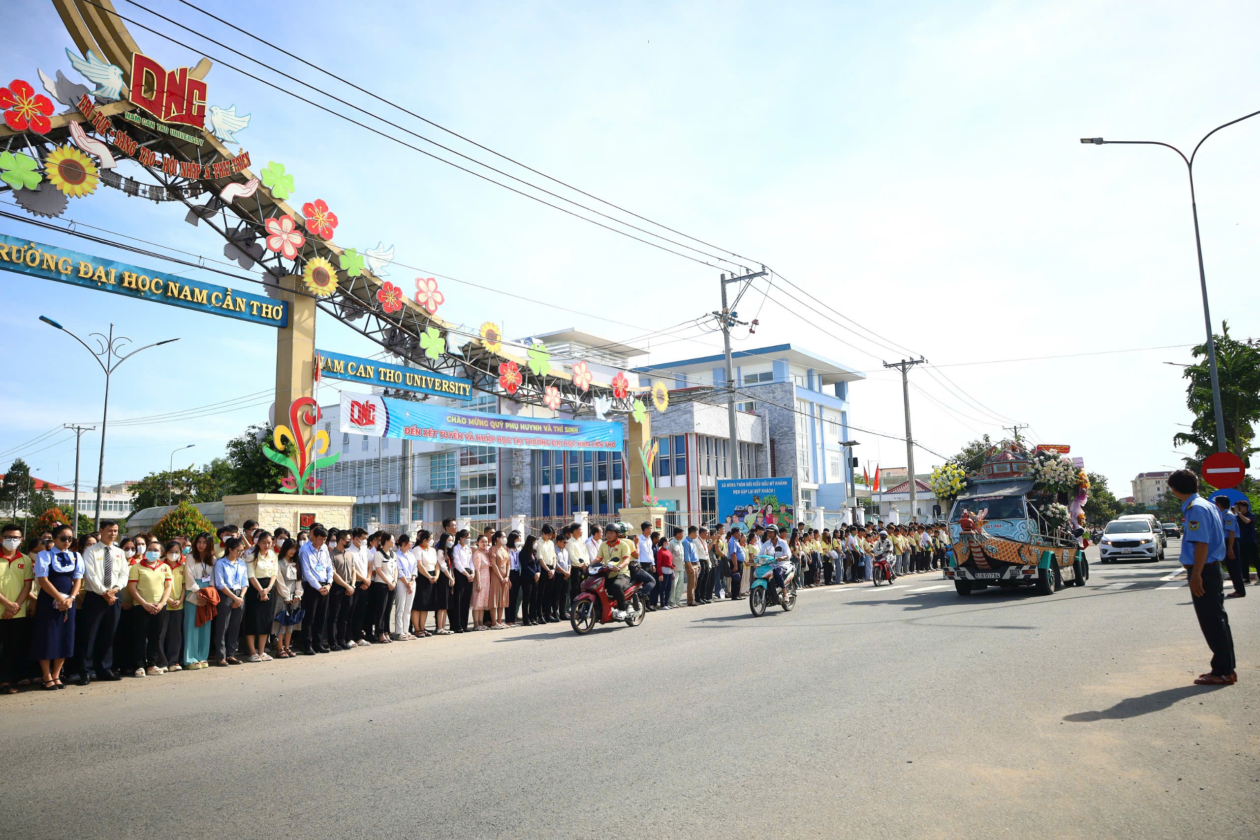 Đưa tiễn GS-TS Võ Tòng Xuân về nơi an nghỉ tại quê nhà