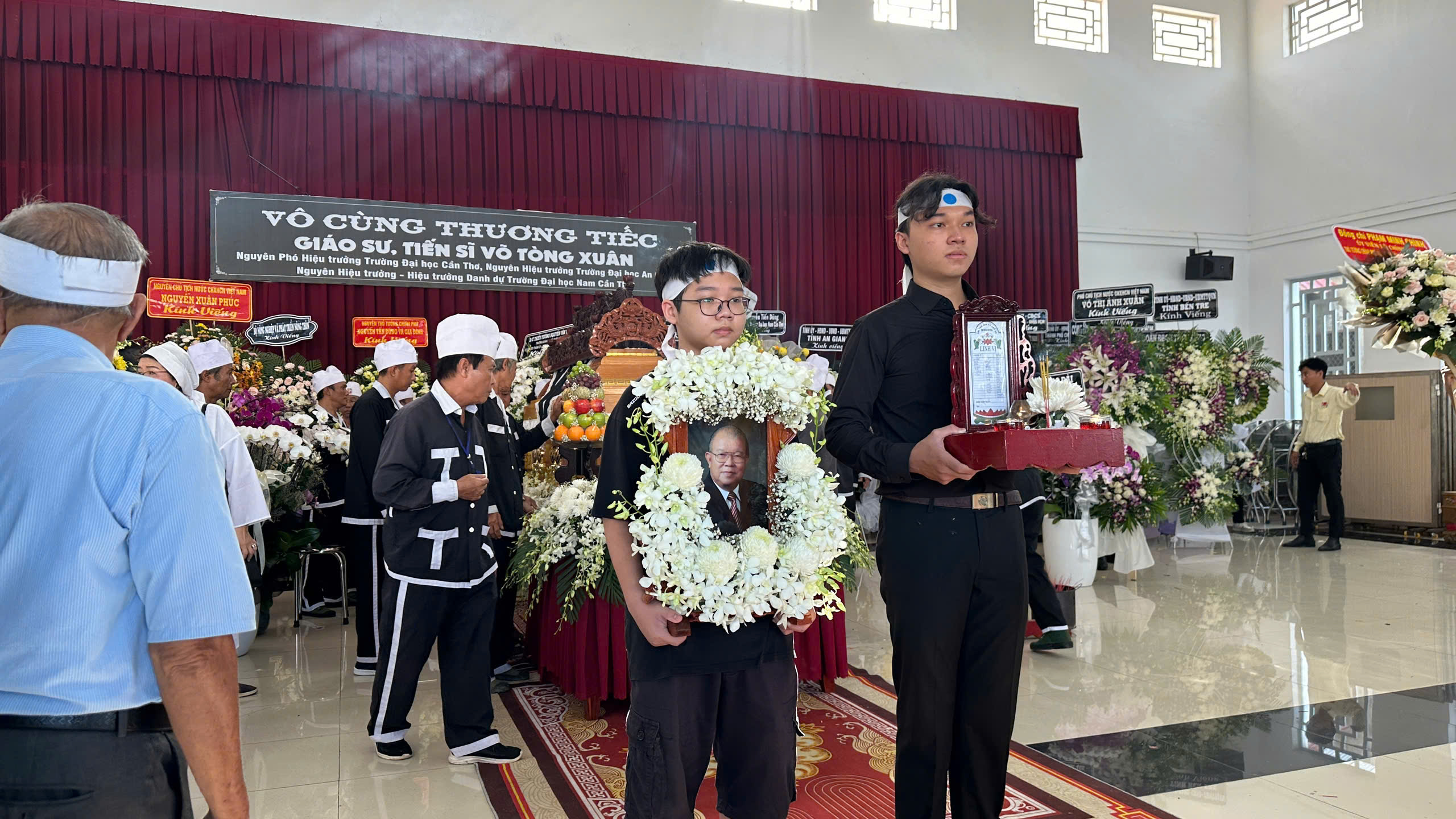 Đưa tiễn GS-TS Võ Tòng Xuân về nơi an nghỉ tại quê nhà