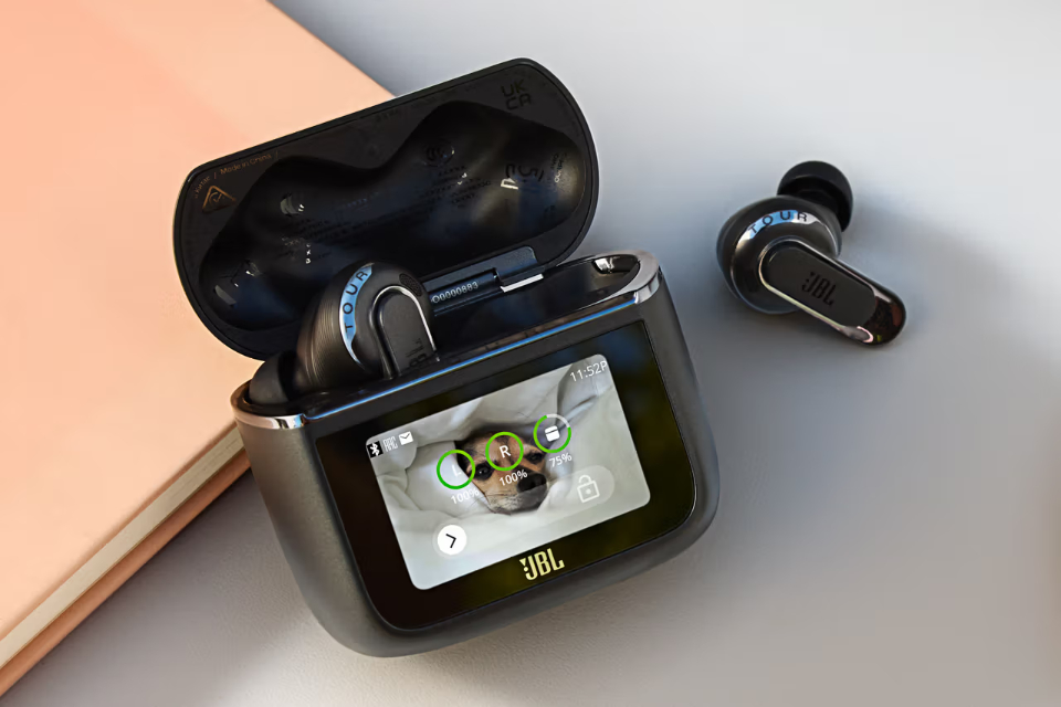 JBL Tour Pro 3 ra mắt với hộp đựng tích hợp màn hình cảm ứng