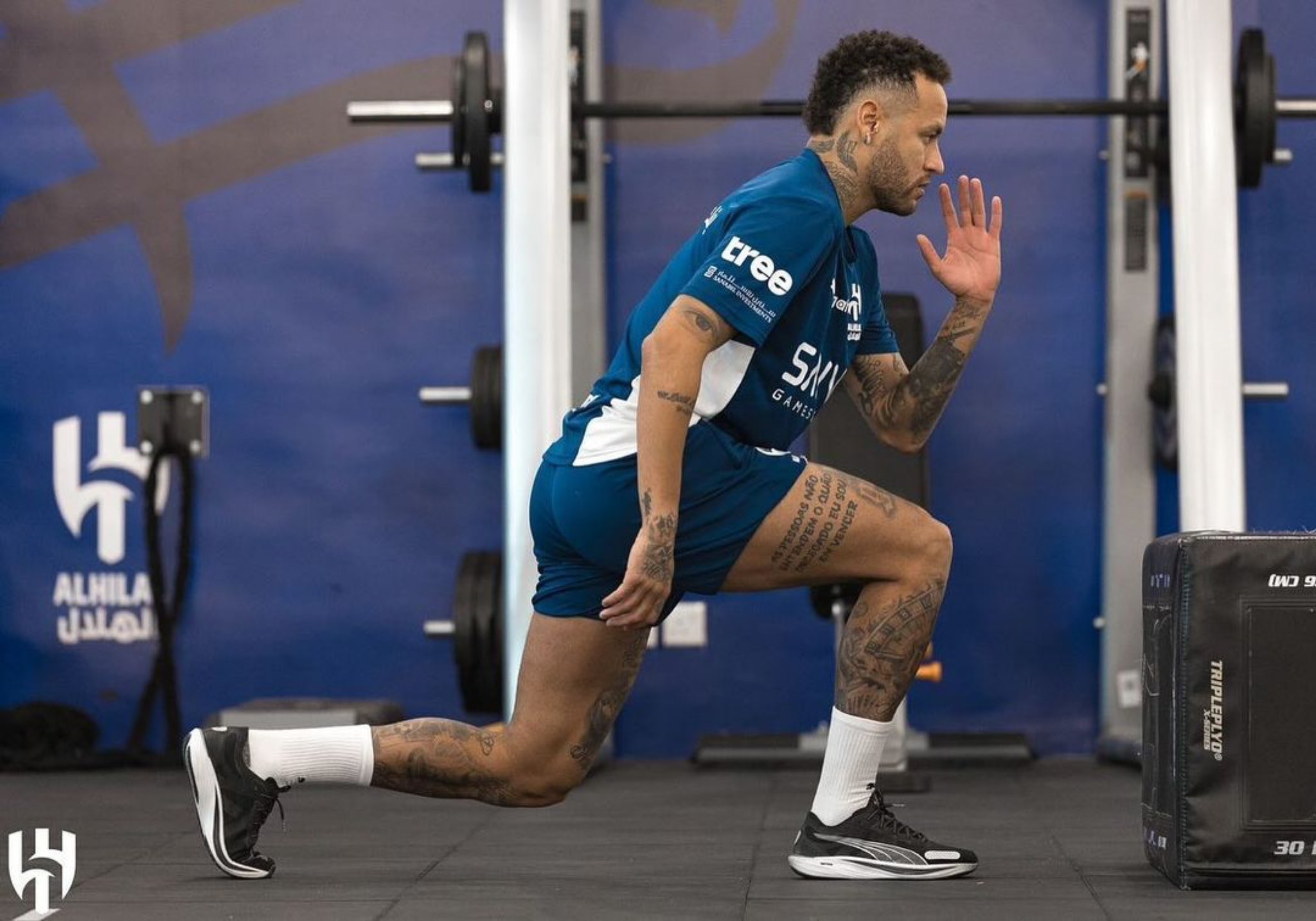 Neymar bác bỏ thông tin xin trở lại CLB Barcelona