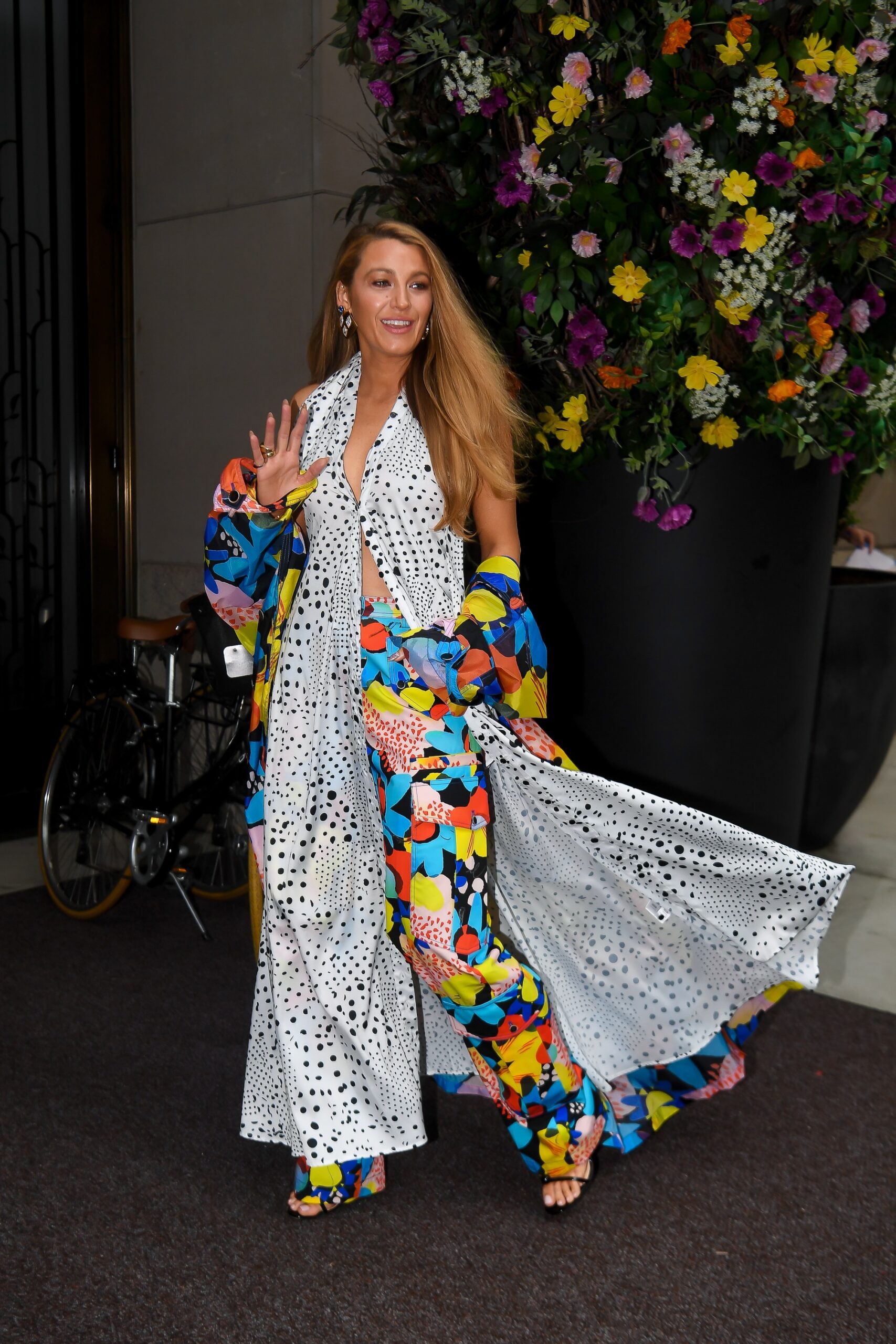 'Nữ hoàng thảm đỏ' Blake Lively rạng rỡ với những kiểu trang phục hoa