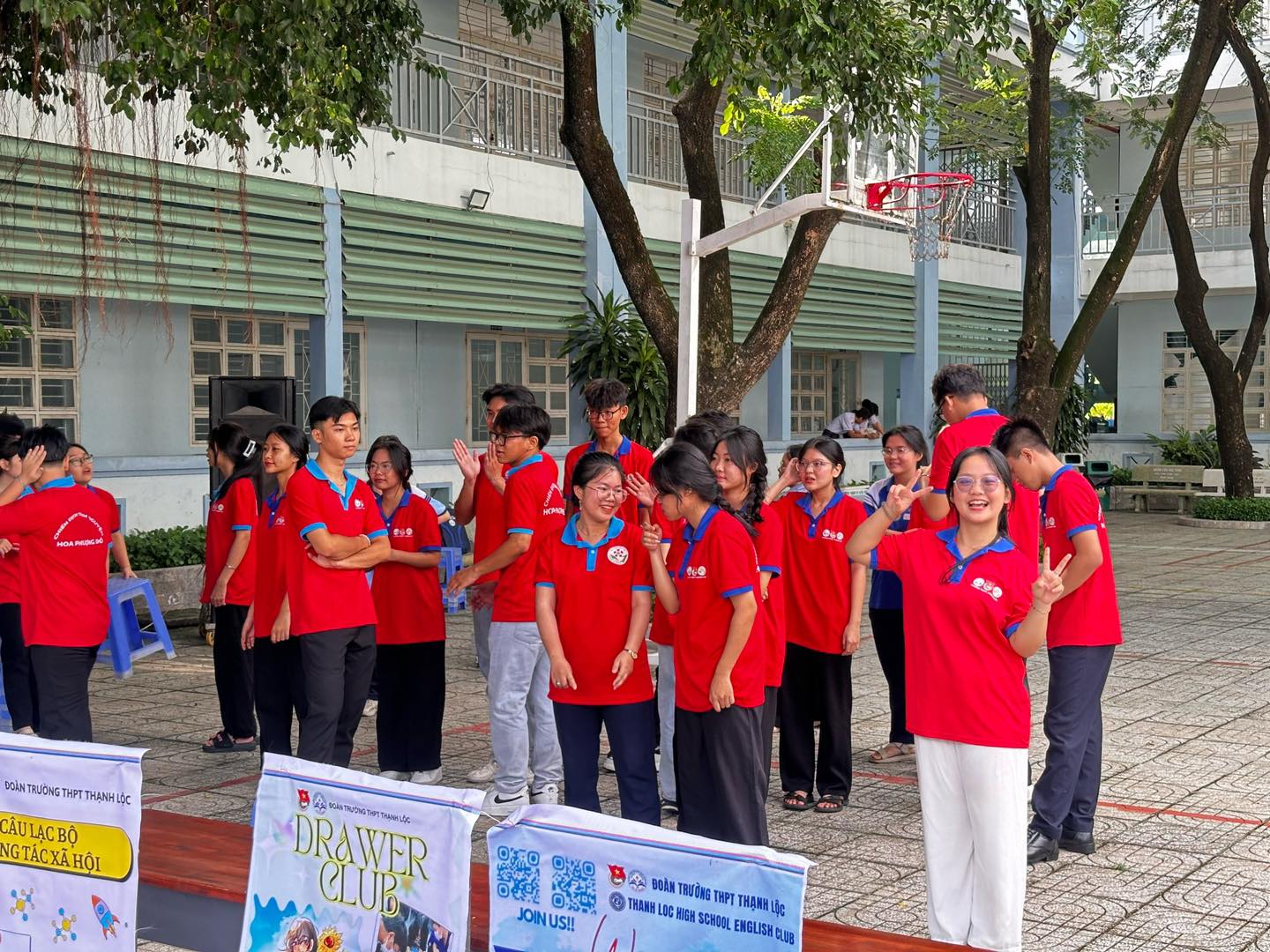 Trường THPT ở TP.HCM cấm học sinh dùng điện thoại di động, kể cả giờ ra ...
