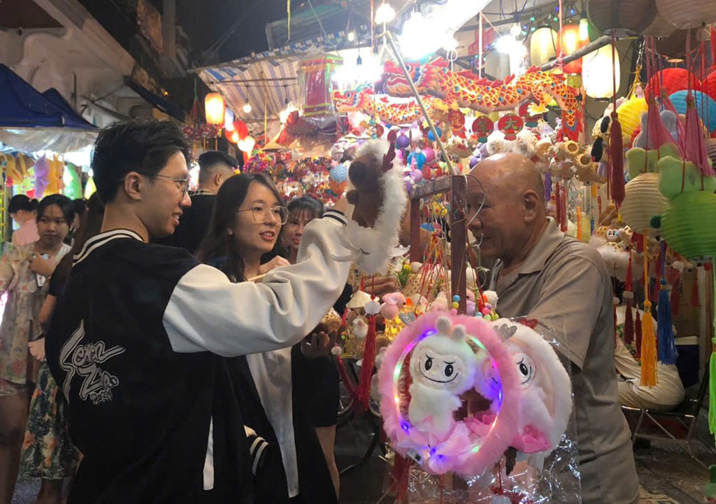 Lồng đèn Labubu tạo 'cơn sốt' trên thị trường