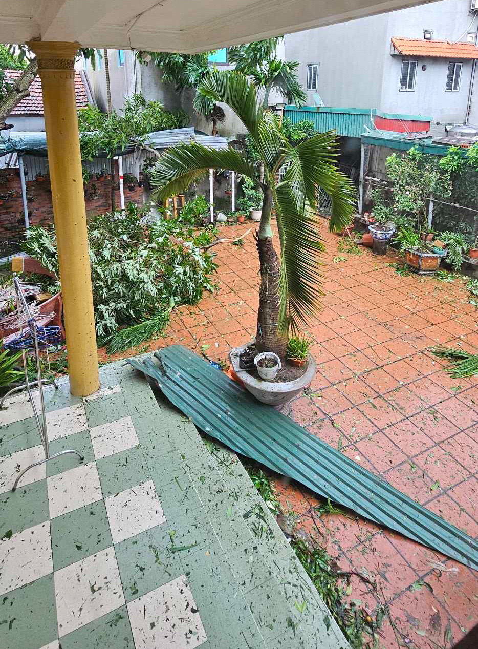 Người dân ở tâm bão Yagi: 'Gió to lắm, mái tôn sập hết rồi'