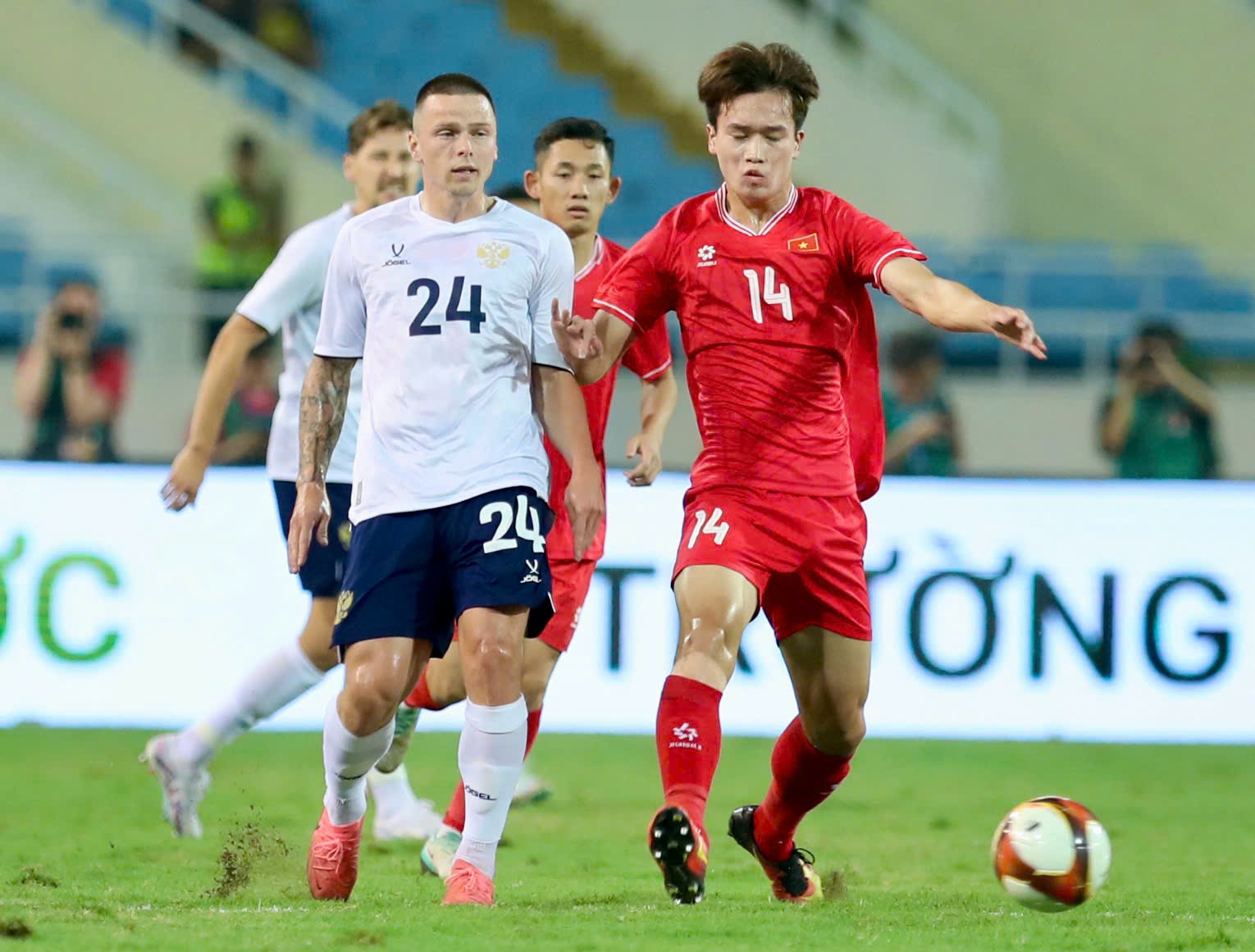 Wearing Ninh Binh's shirt, the first division is extremely 'hot' - Vietnam.vn