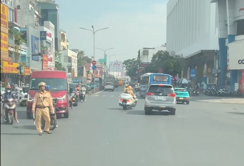 CSGT mở đường cho xe cấp cứu chở trái tim: Bất ngờ phản ứng của người dân