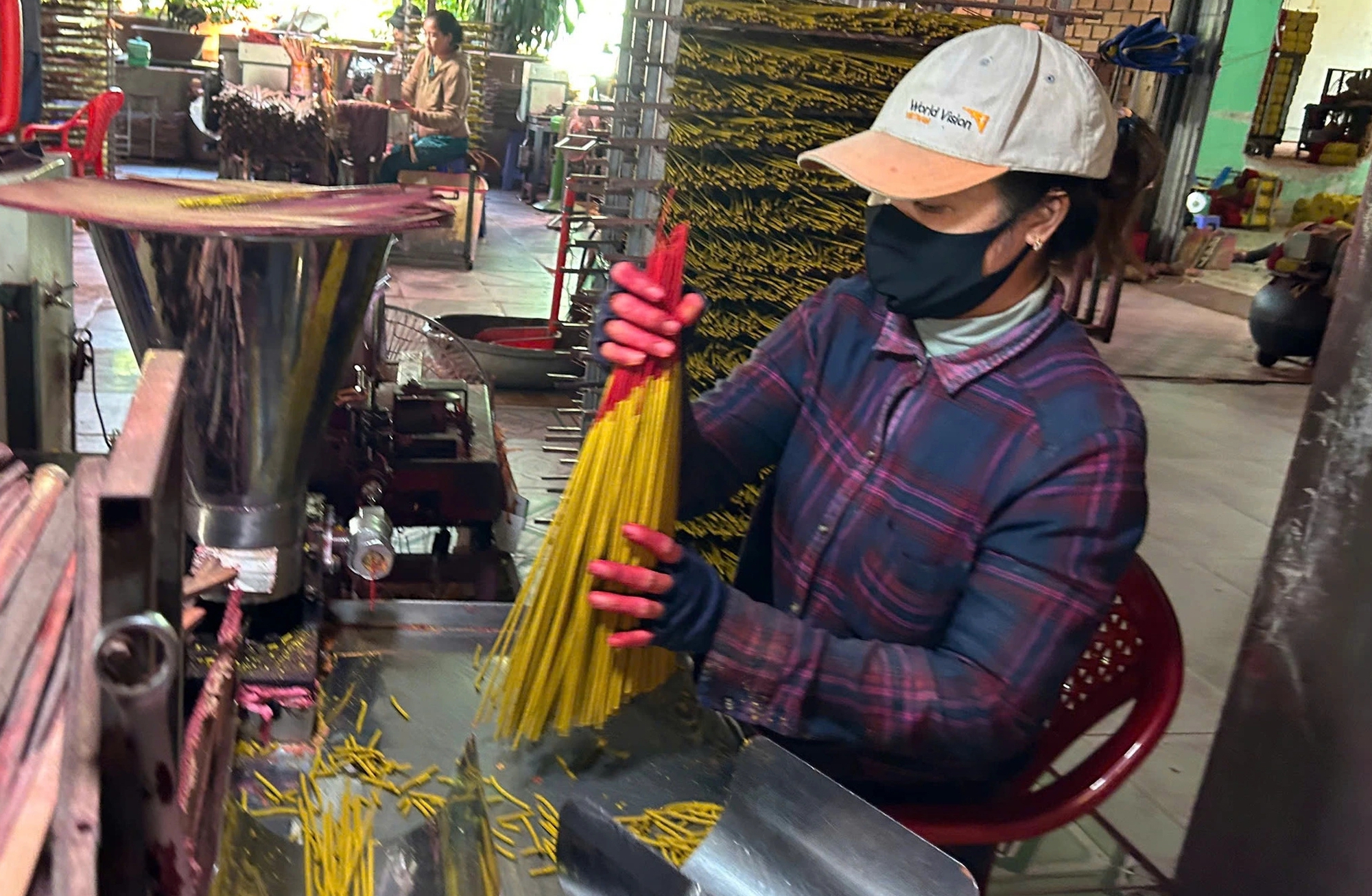 Người trẻ kể chuyện làm nhang bằng công nghệ