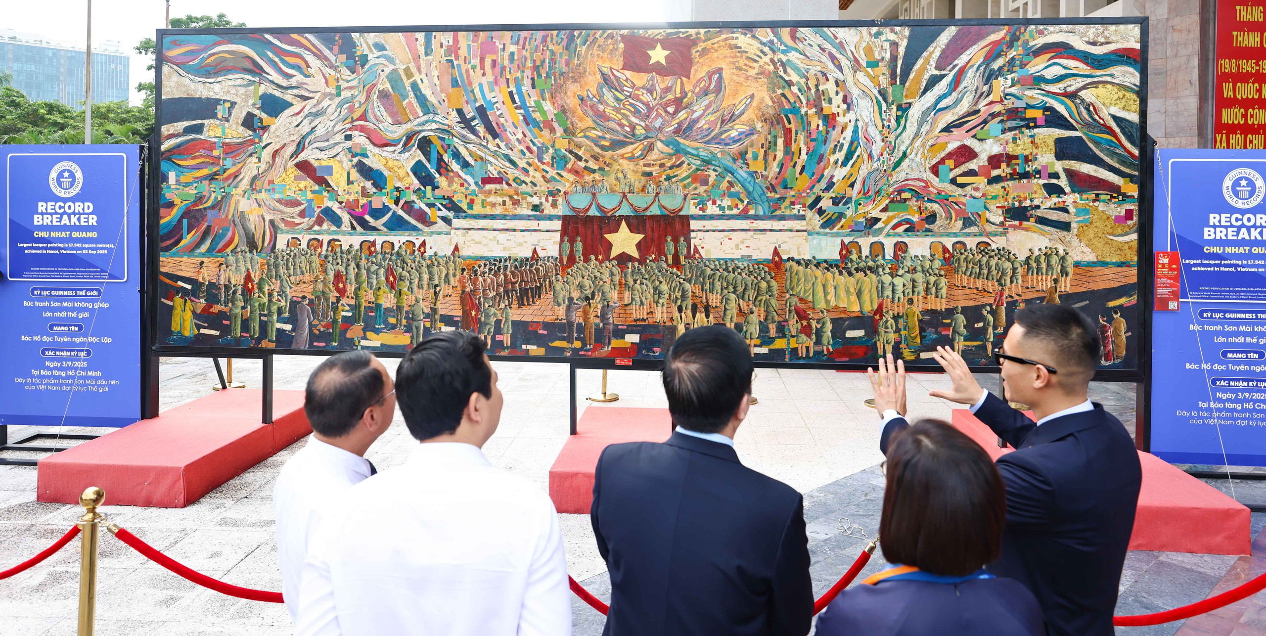 Lacquer painting of Uncle Ho received Guinness World Record