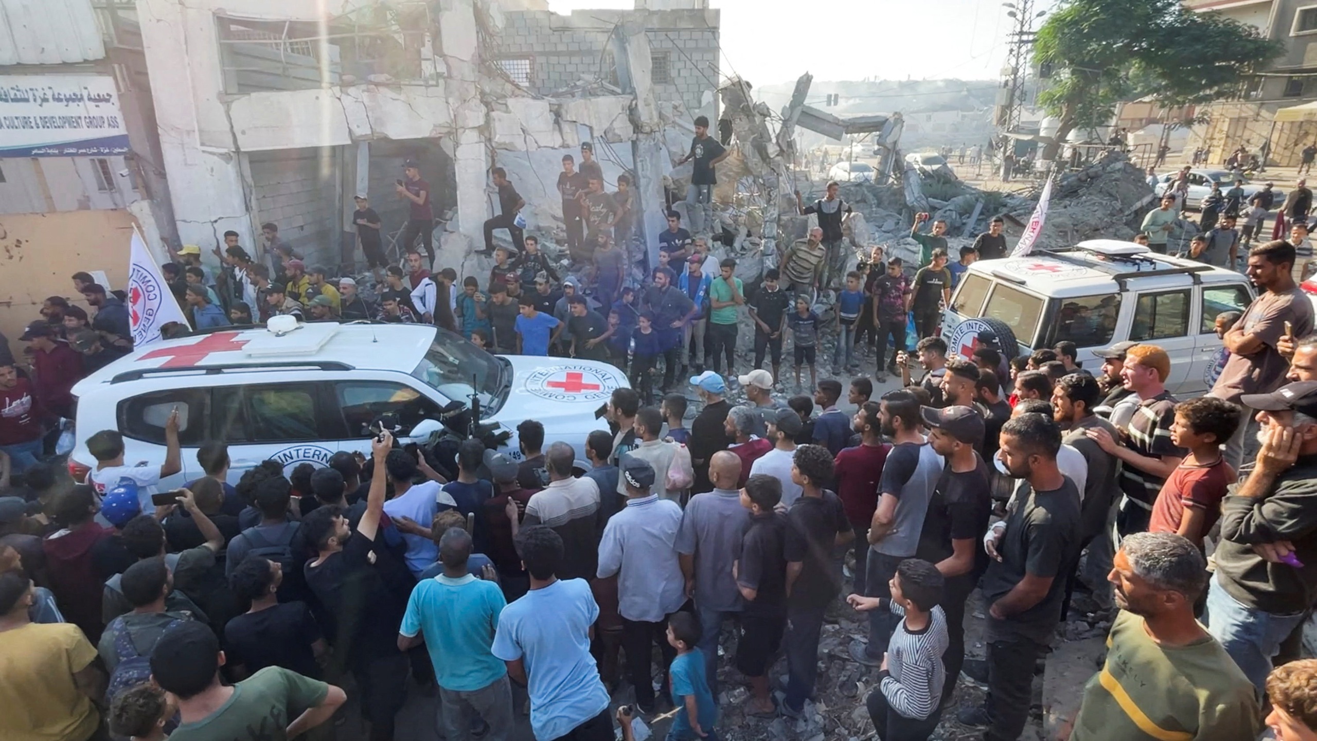 Hamas bắt đầu thả con tin Israel