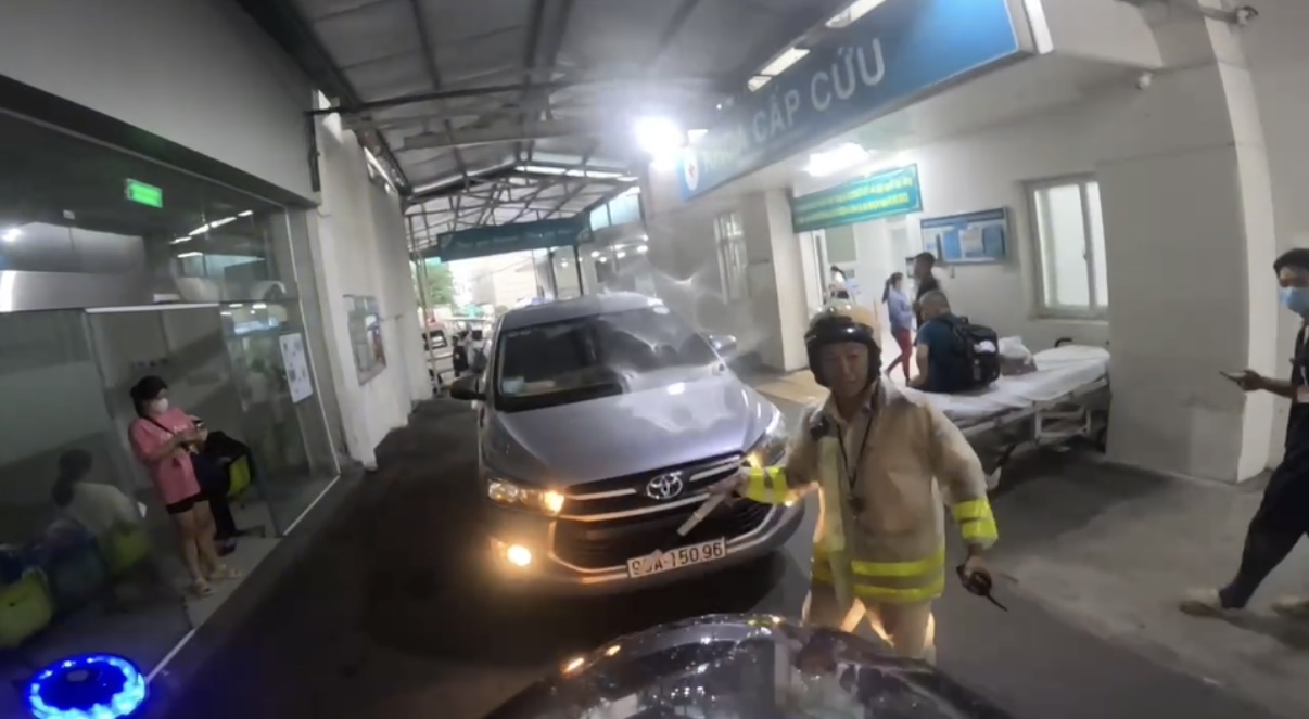 CSGT TP.HCM hụ còi rẽ dòng kẹt xe chiều mưa đưa người đột quỵ đi cấp cứu