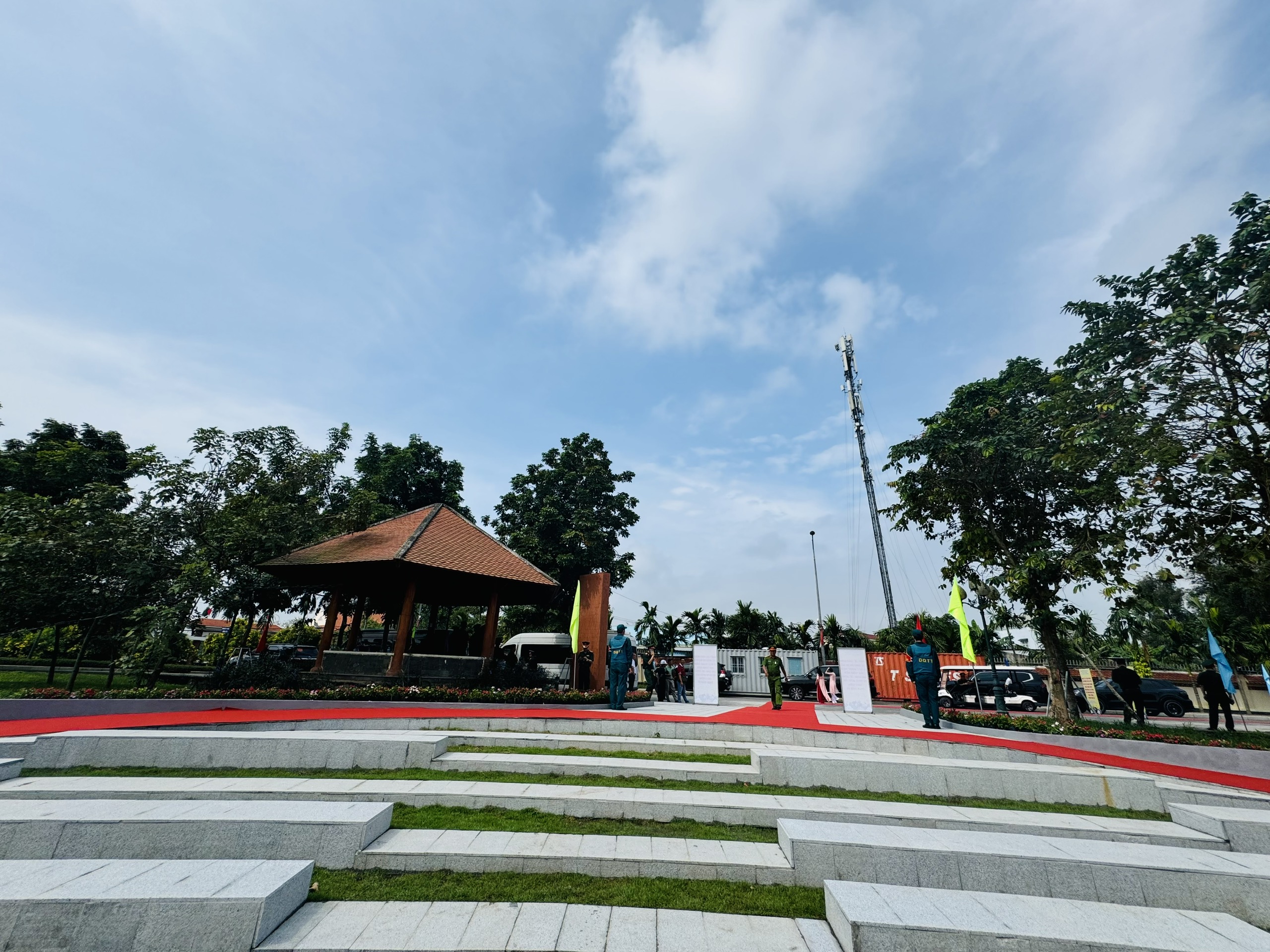 Una mirada más de cerca al monumento conmemorativo Phạm Xuân Ẩn, que ...