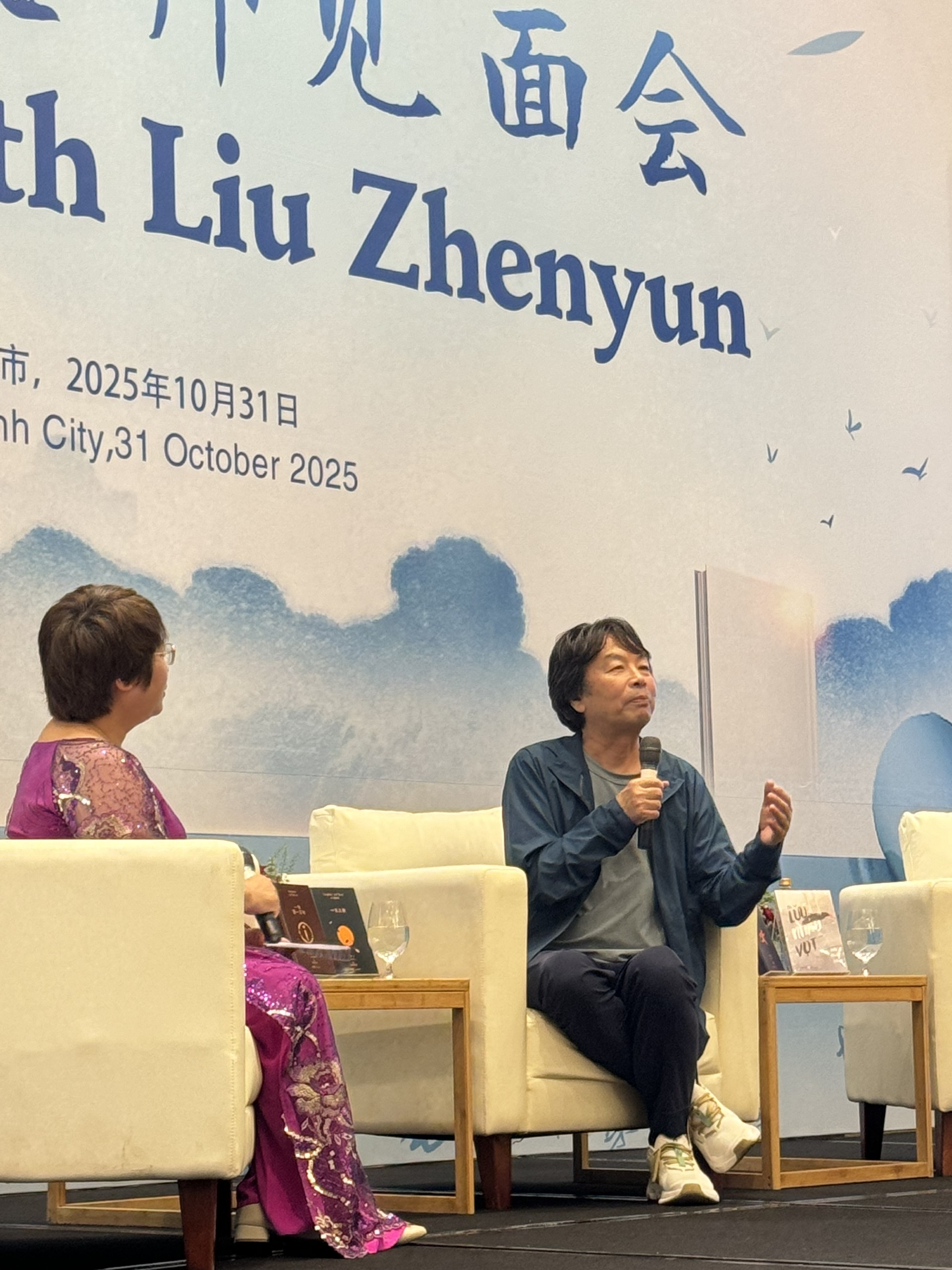 Coming to Vietnam, famous Chinese writer Liu Zhenyun only likes to ...