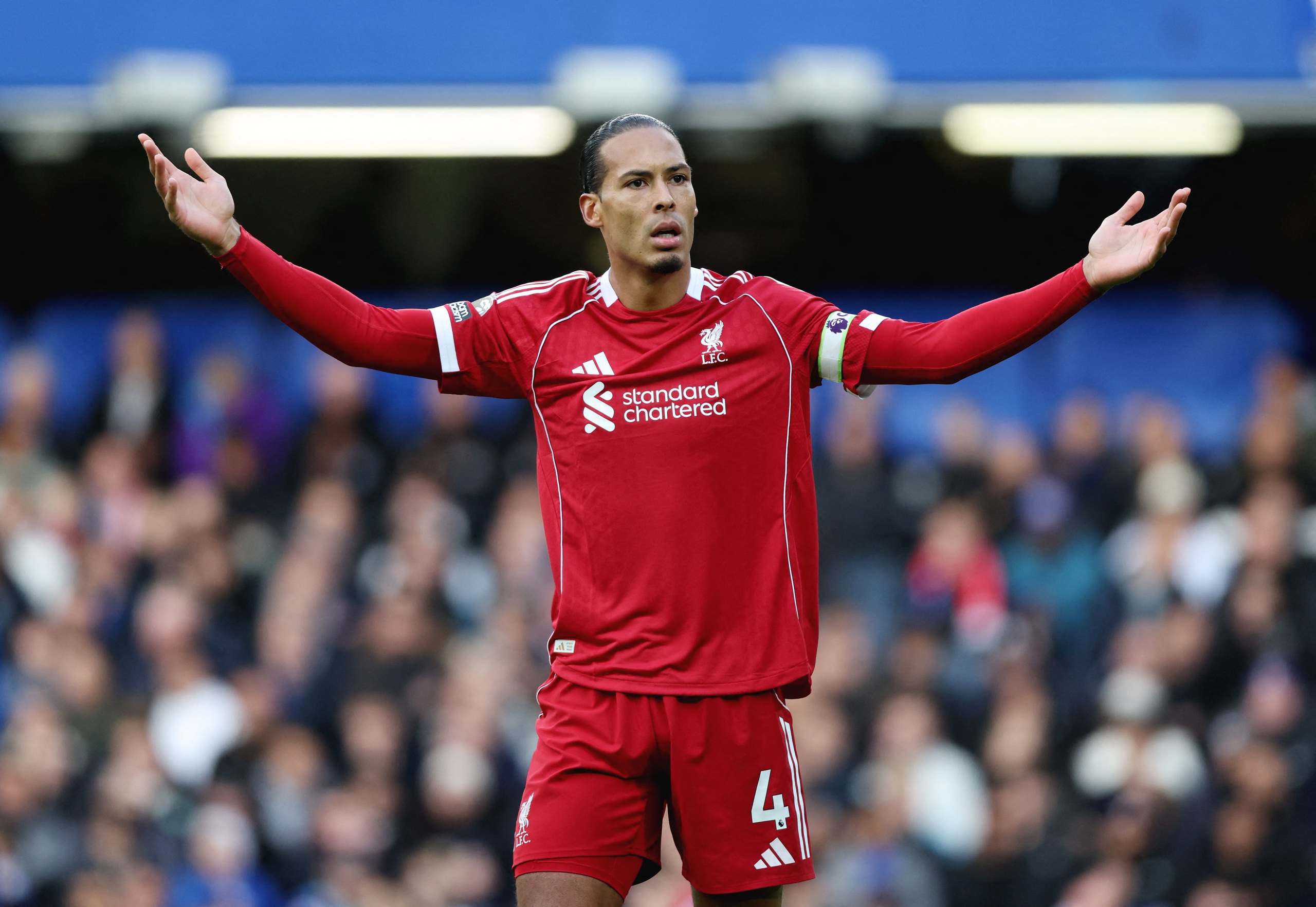 Van Dijk hóa ‘chú hề’, Liverpool thua đau Chelsea phút 90+5 và mất luôn ...