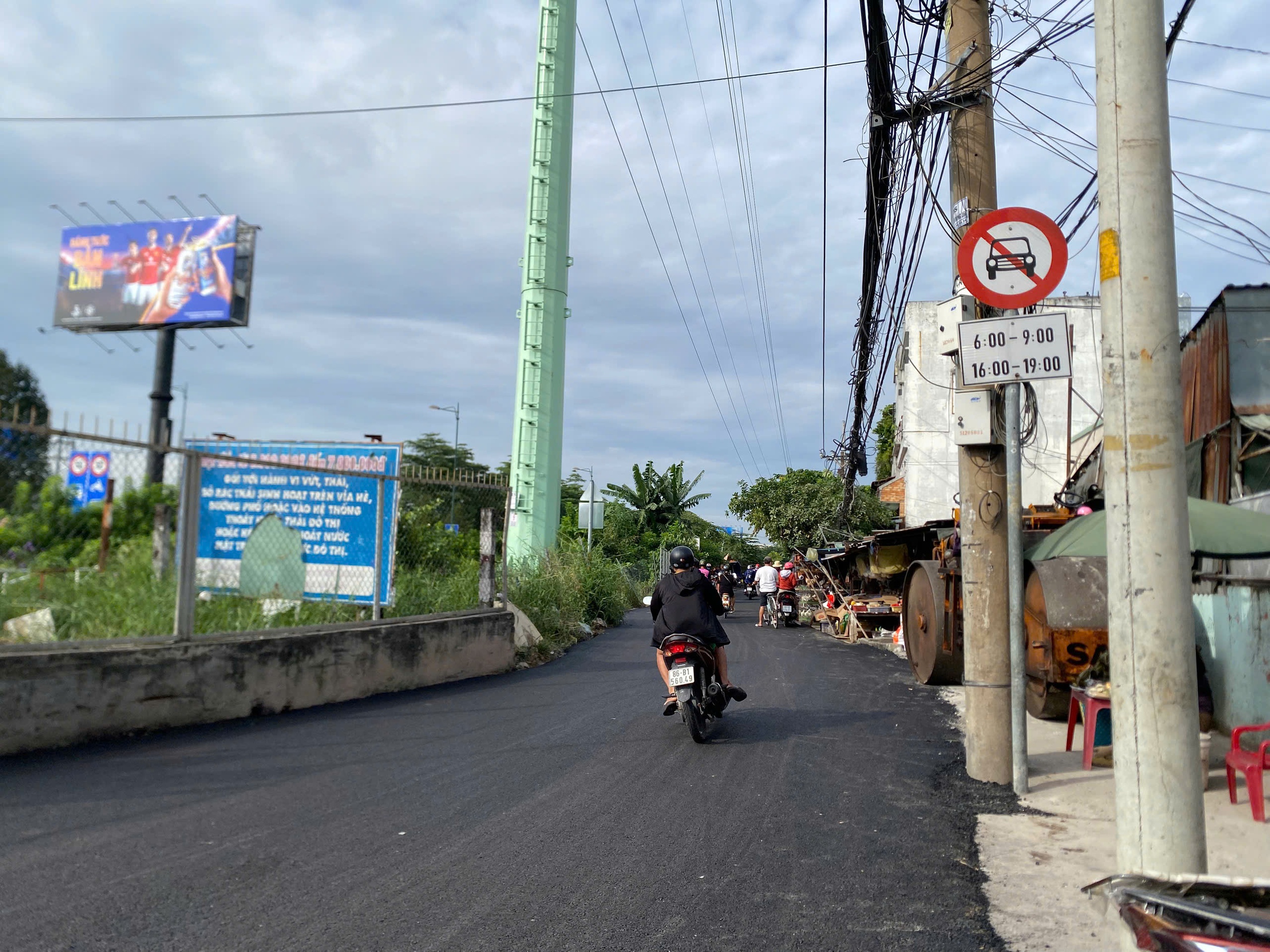 TP.HCM: Ổ gà, bãi rác, ngập nước bủa vây đường Kha Vạn Cân, người dân ...