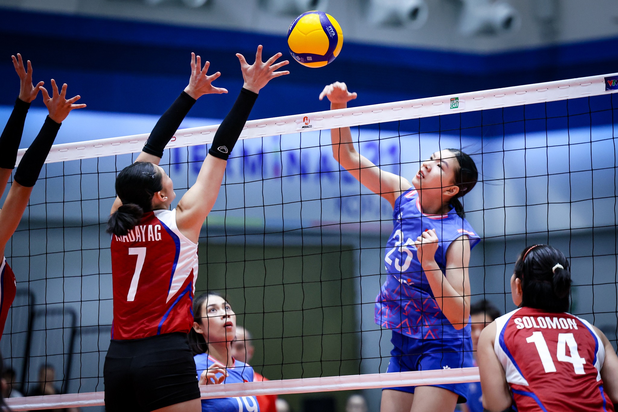 Volleyball star Bich Thuy officially debuted in Japan, announcing good ...