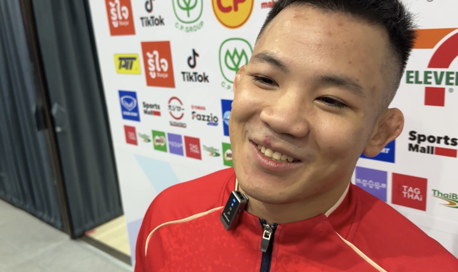 The diminutive boxer Dao Hong Son was punched in the eye by a towering ...