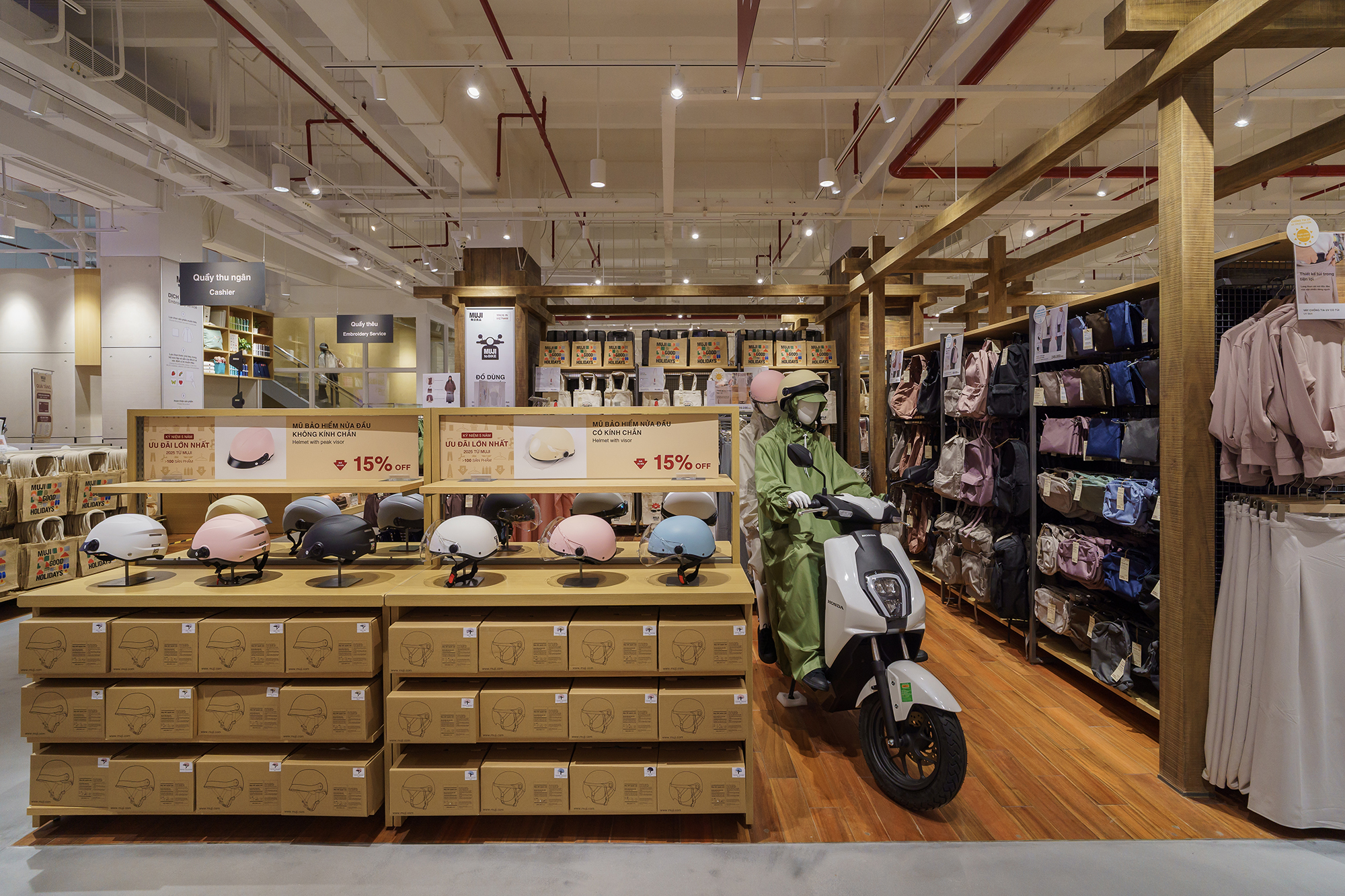 Khách hàng tấp nập đến MUJI Lê Thánh Tôn trong 3 ngày đầu tái khai trương