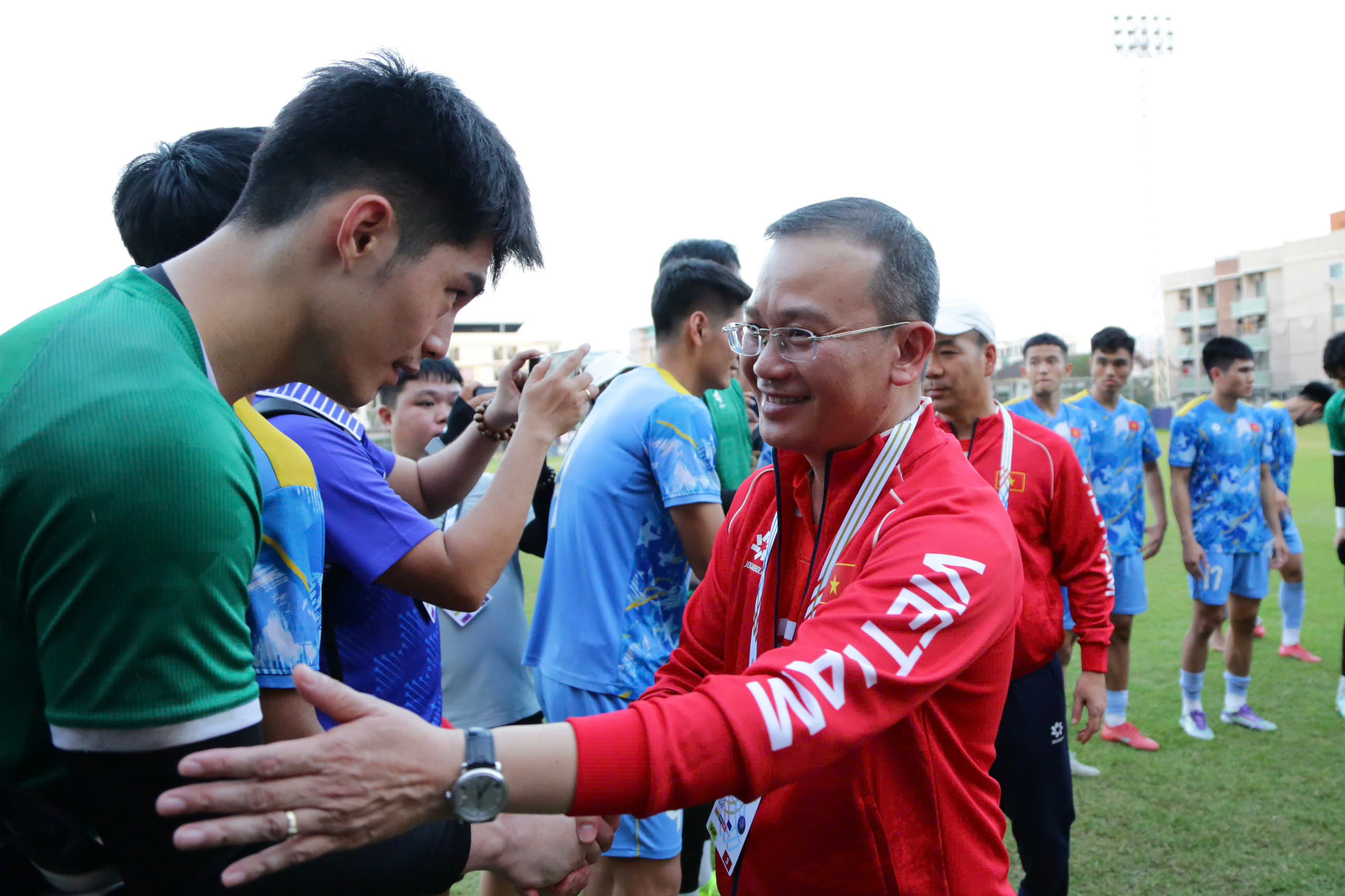 Head of delegation Nguyen Hong Minh wished U.23 Vietnam victory and a ...
