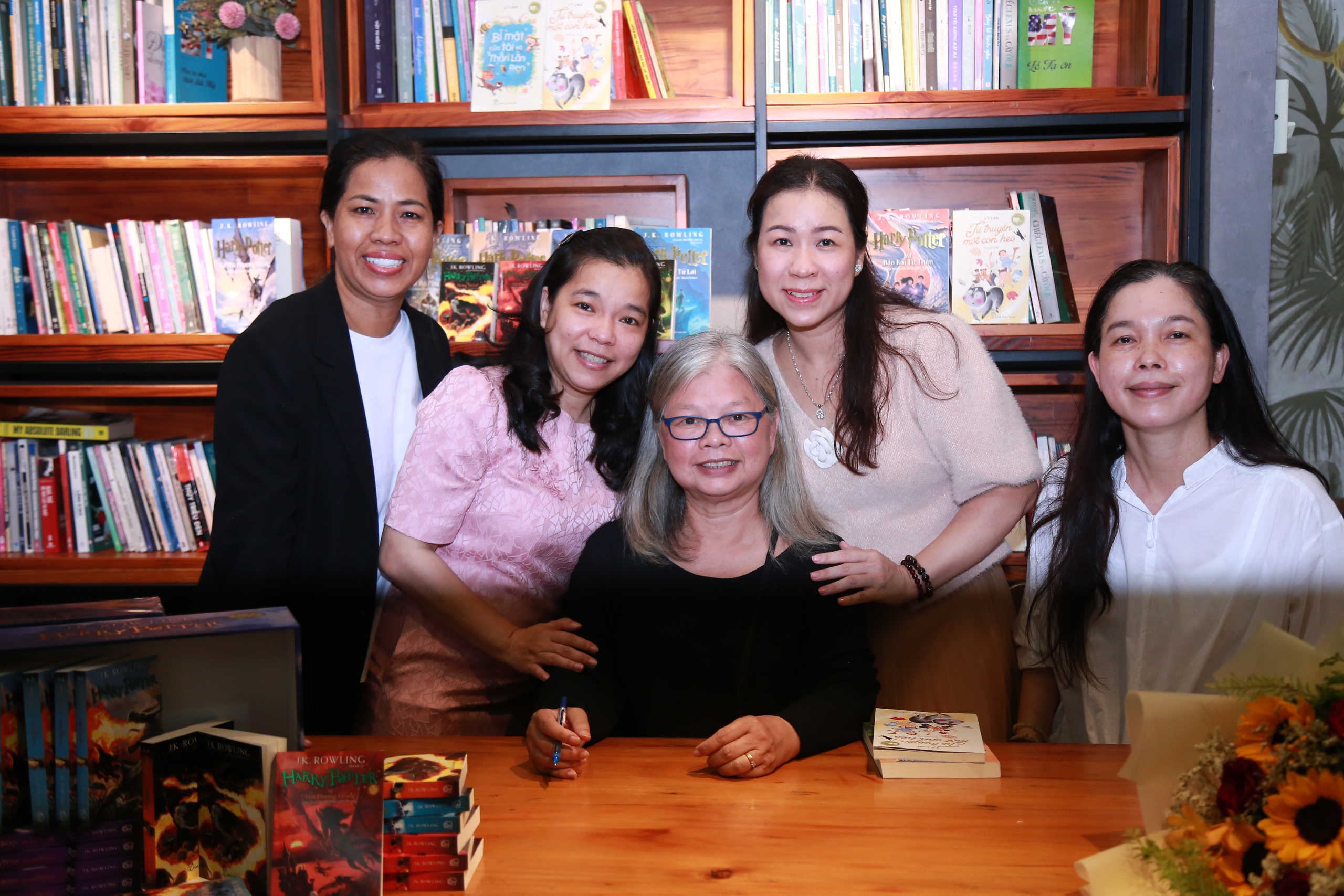 Chuyện đời, chuyện nghề: Nhà văn Lý Lan xúc động vì fan Harry Potter