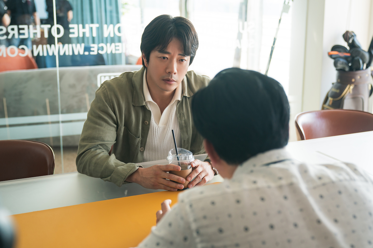 Mỹ nam 'Nấc thang lên thiên đường' Kwon Sang Woo phong độ ở tuổi 49