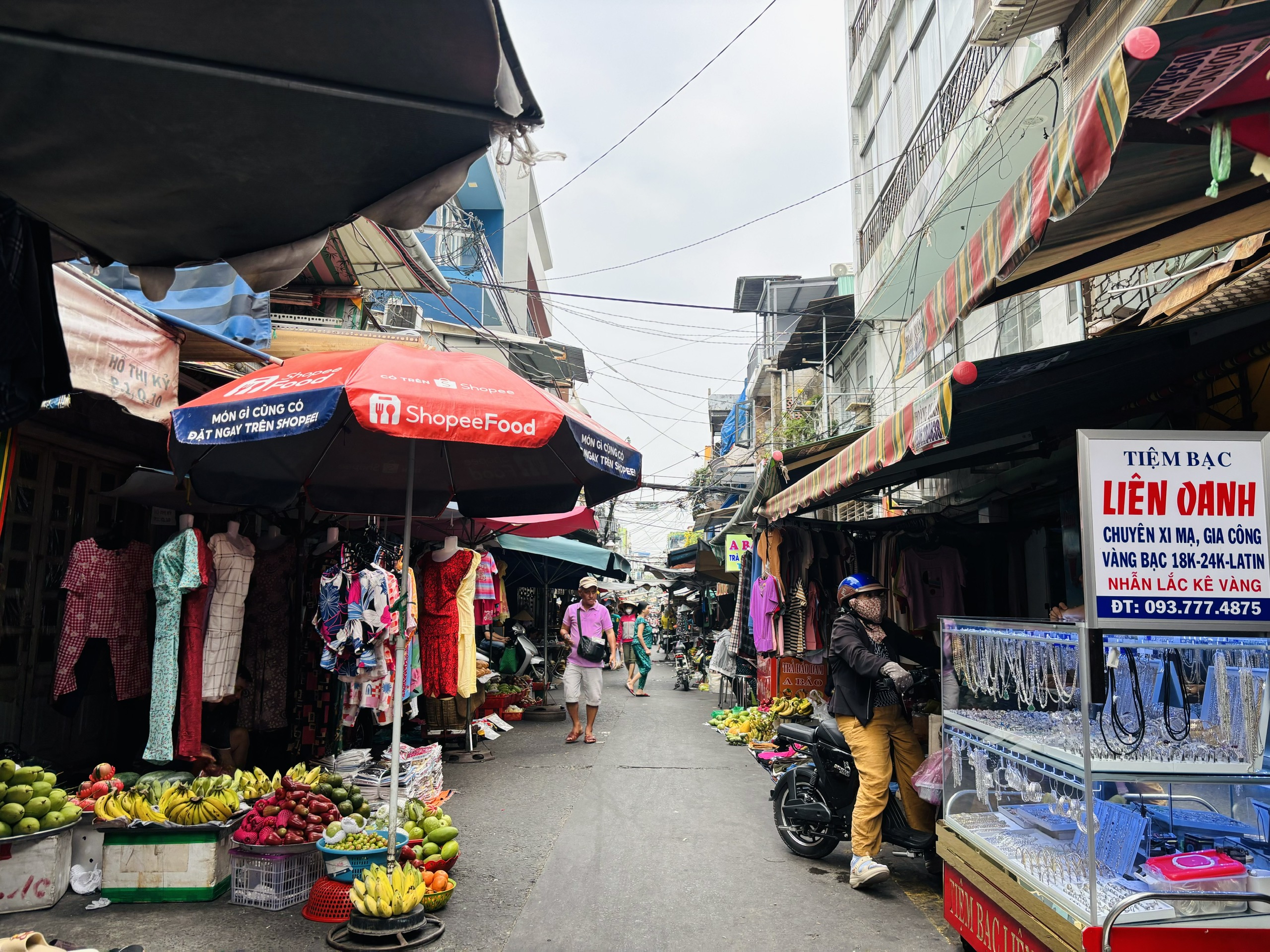 Sống ở TP.HCM: Đi chợ Campuchia ăn chè kiểu Việt Nam