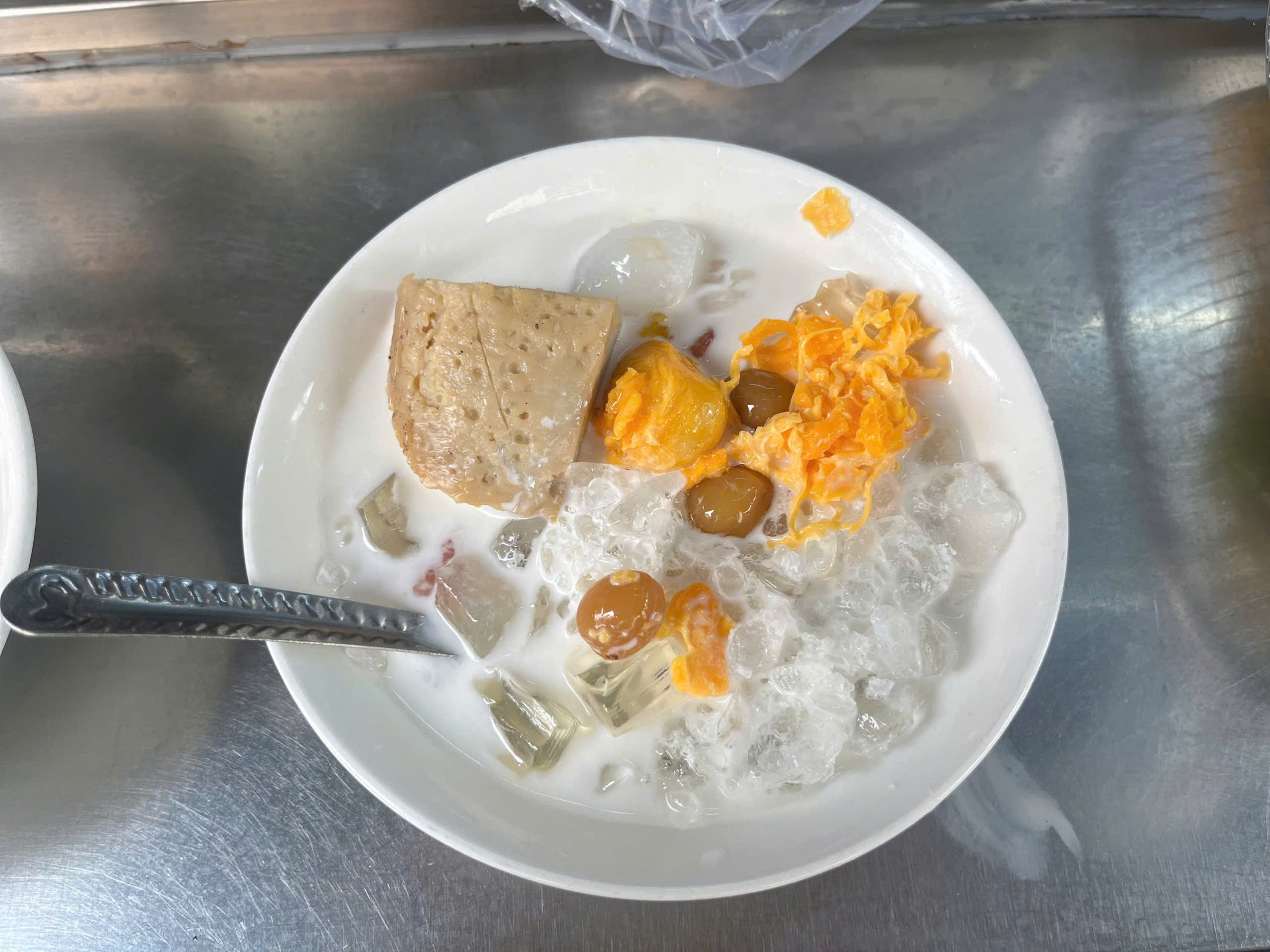 Sống ở TP.HCM: Đi chợ Campuchia ăn chè kiểu Việt Nam