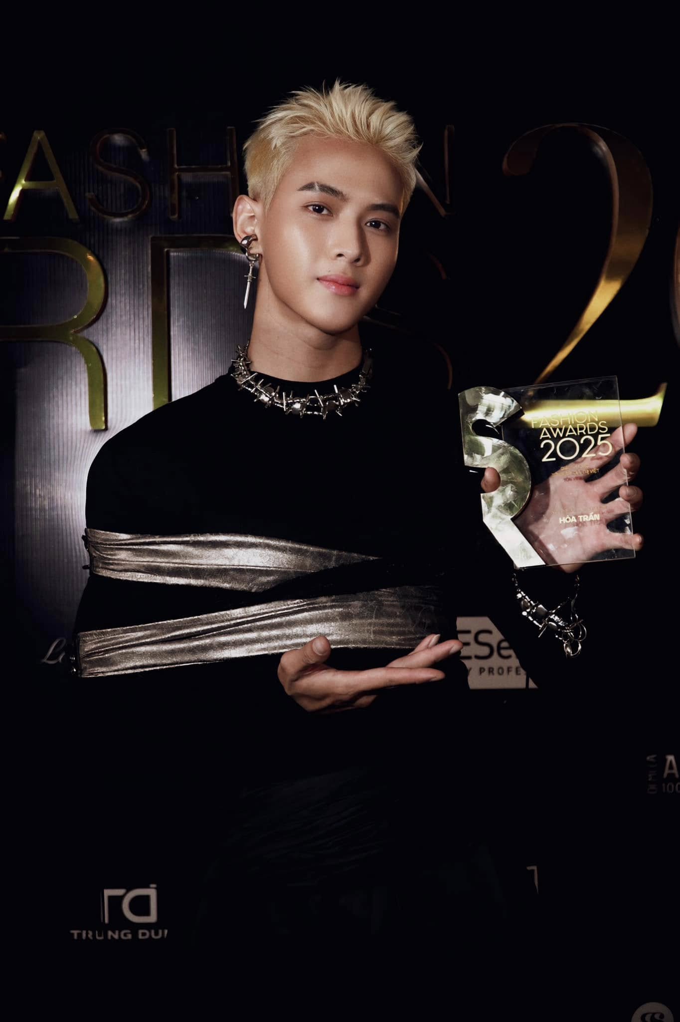 Cặp đôi Ninh - Dương, nhà thiết kế Phan Huy nhận giải tại Fashion ...