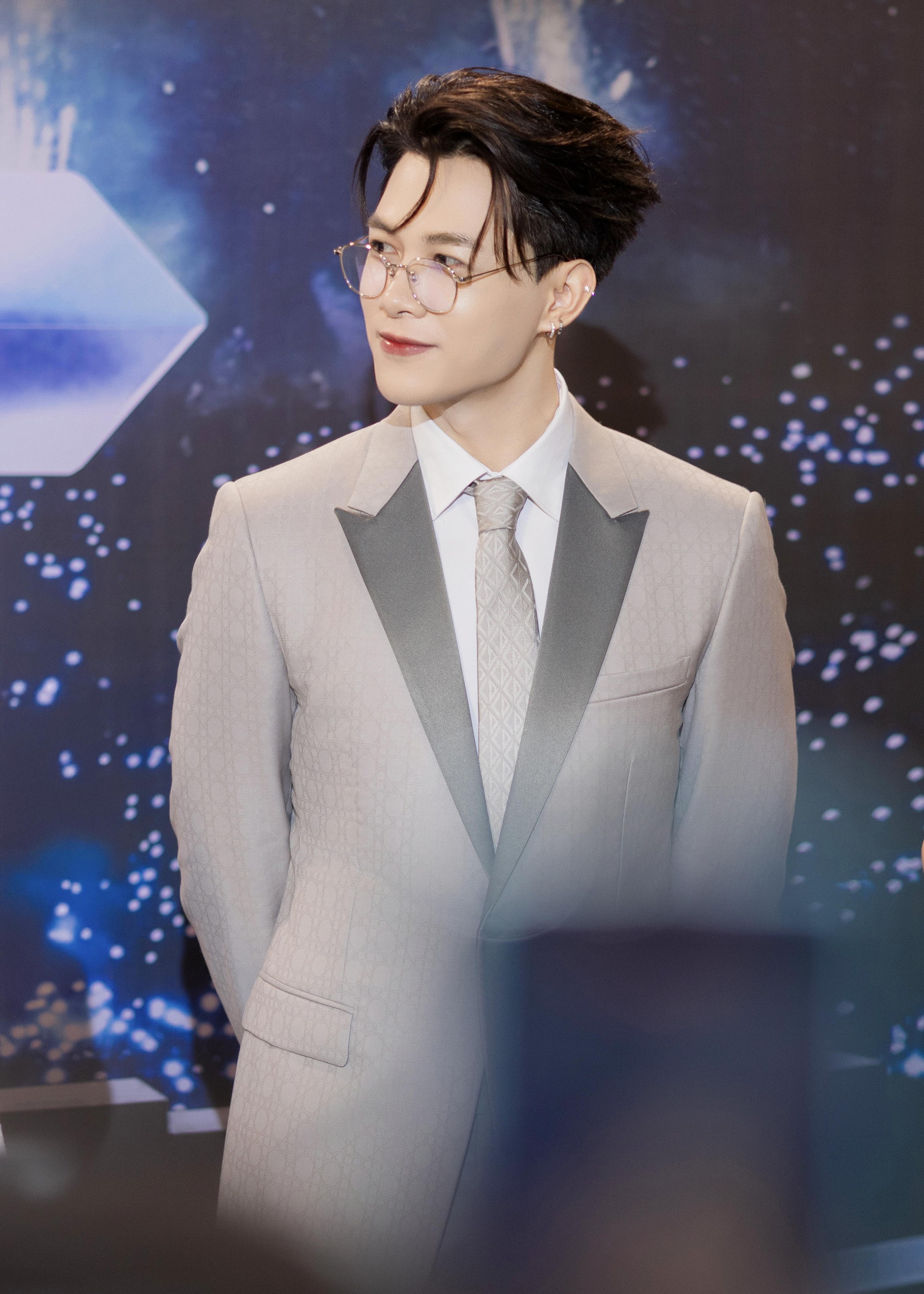 Anh Tú Atus xuất hiện bảnh bao, được fan vây quanh tại sự kiện