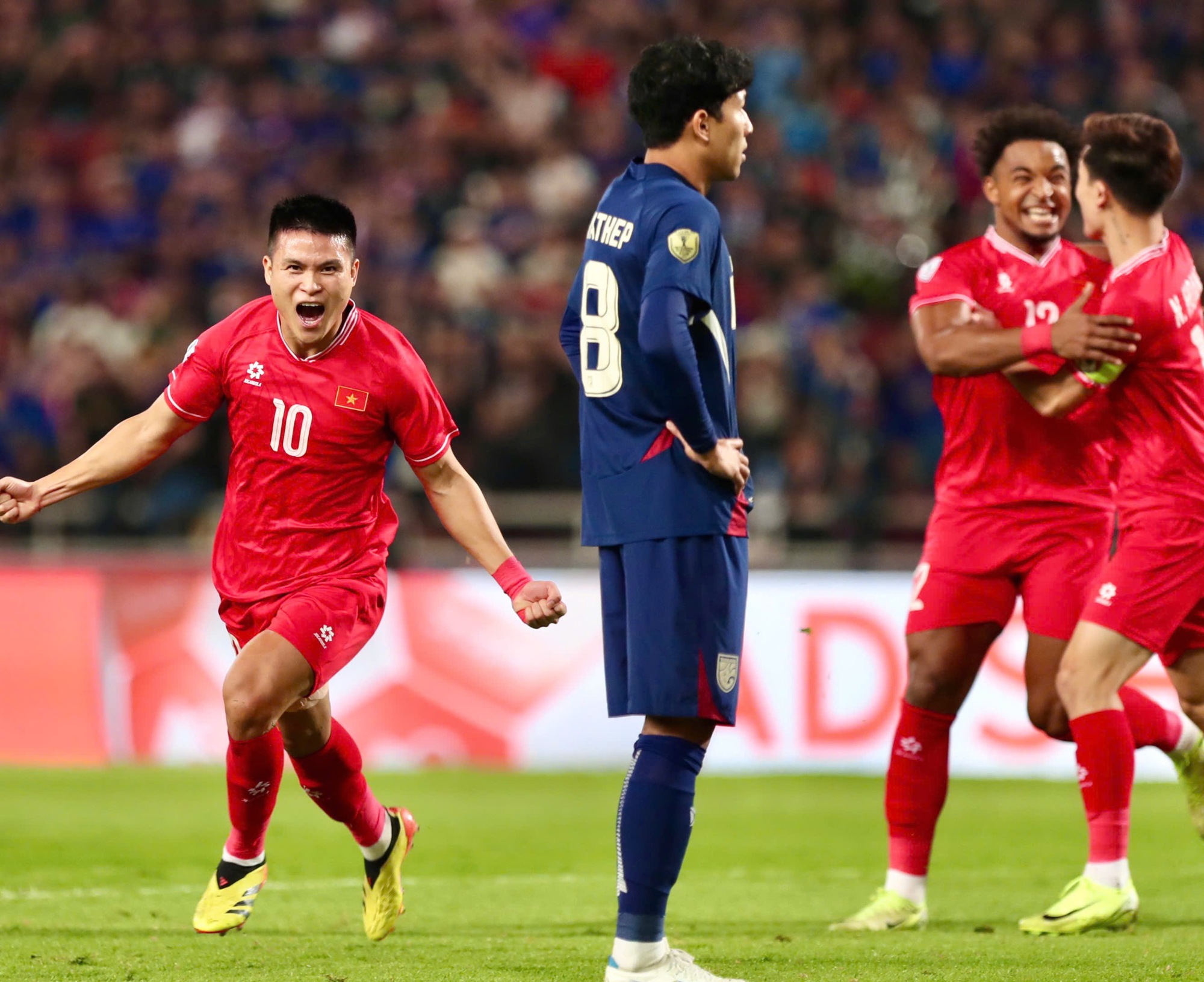 Xuan Son injury, Tien Linh alone racing the scorer of V-League with foreign soldiers