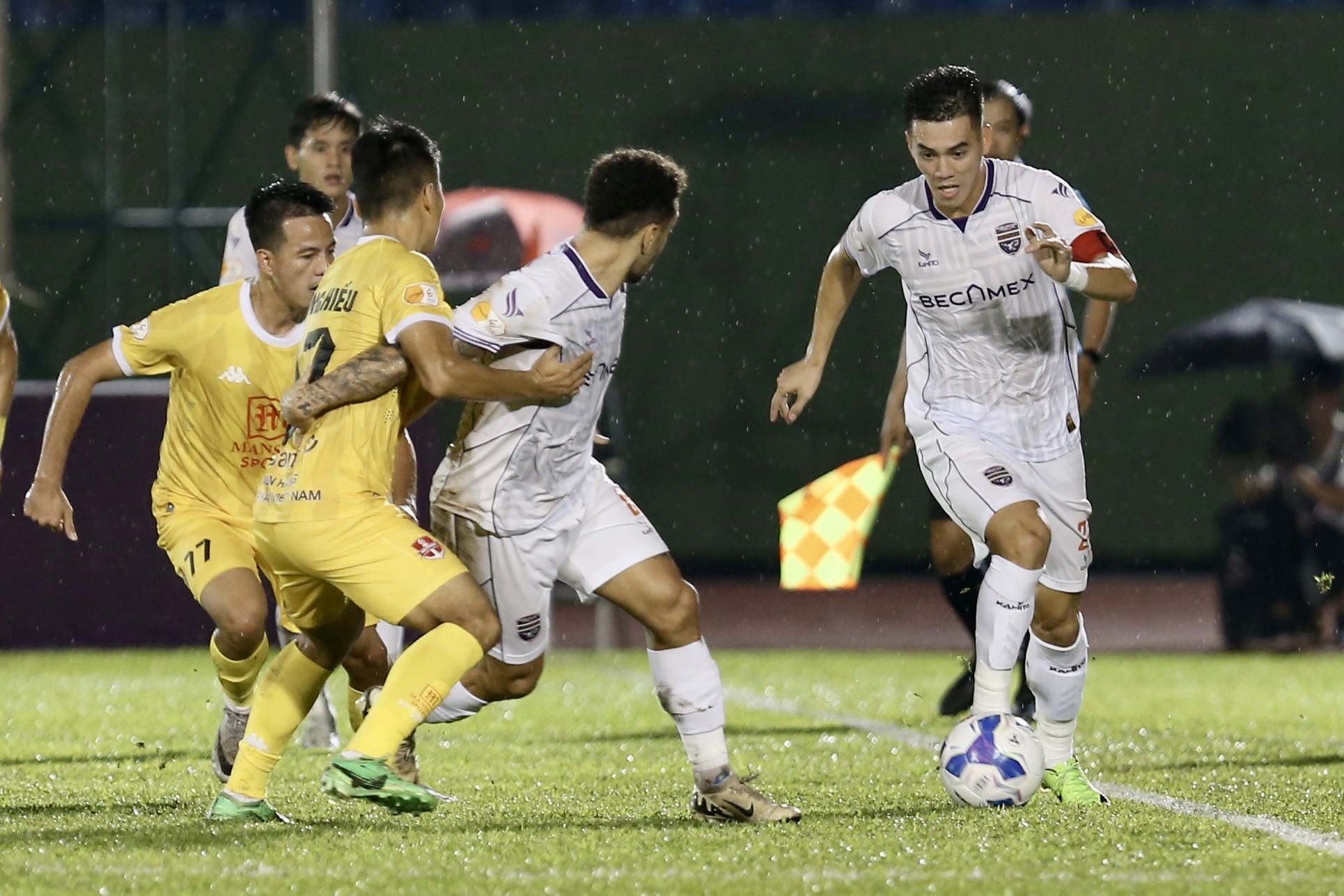 Xuan Son injury, Tien Linh alone racing the scorer of V-League with foreign soldiers