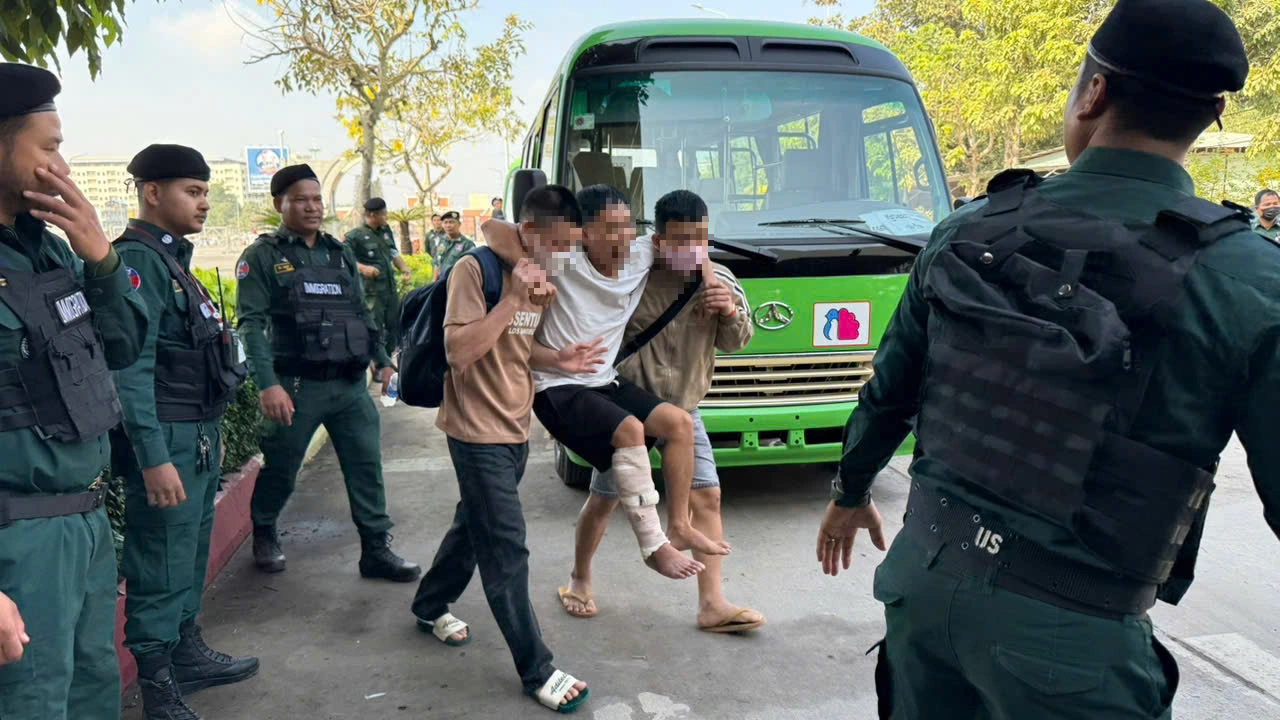 Thêm 177 người làm trong các công ty lừa đảo ở Campuchia được trao trả ...