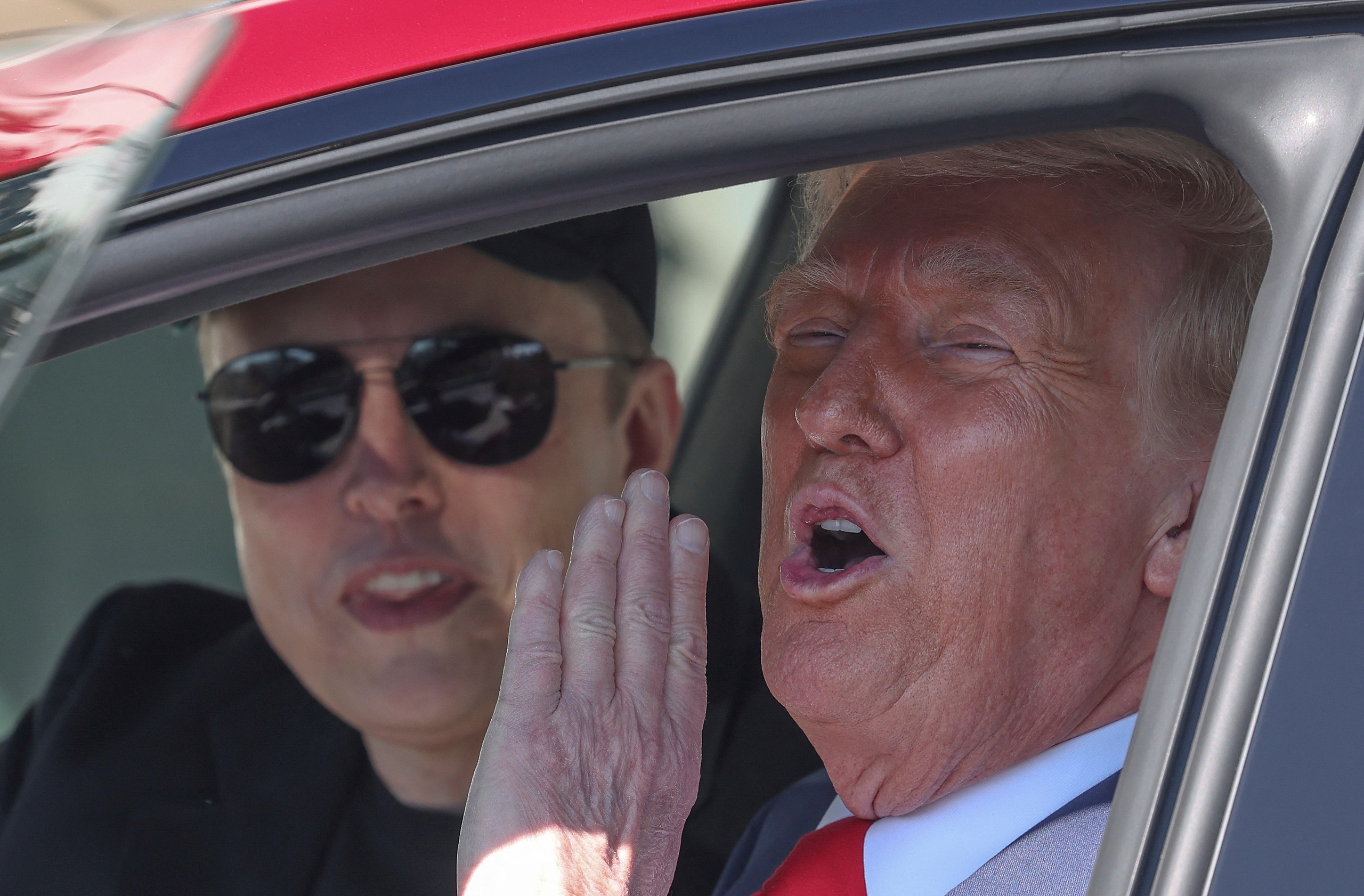 Ông Trump mua chiếc xe điện Tesla hơn 2 tỉ để ủng hộ tỉ phú Musk