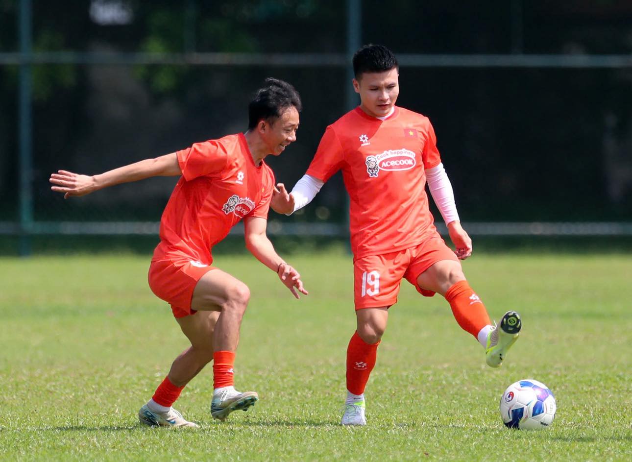 Quang Hai y Hoang Duc se enfrentan al impredecible mediocampo de Camboya.