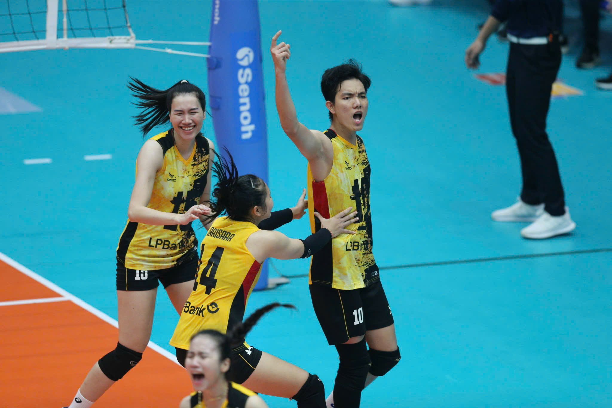 „Gartenkranich“ Thanh Thuy konkurriert mit „Dinosaurier“ Bich Tuyen um den ersten Platz im ...