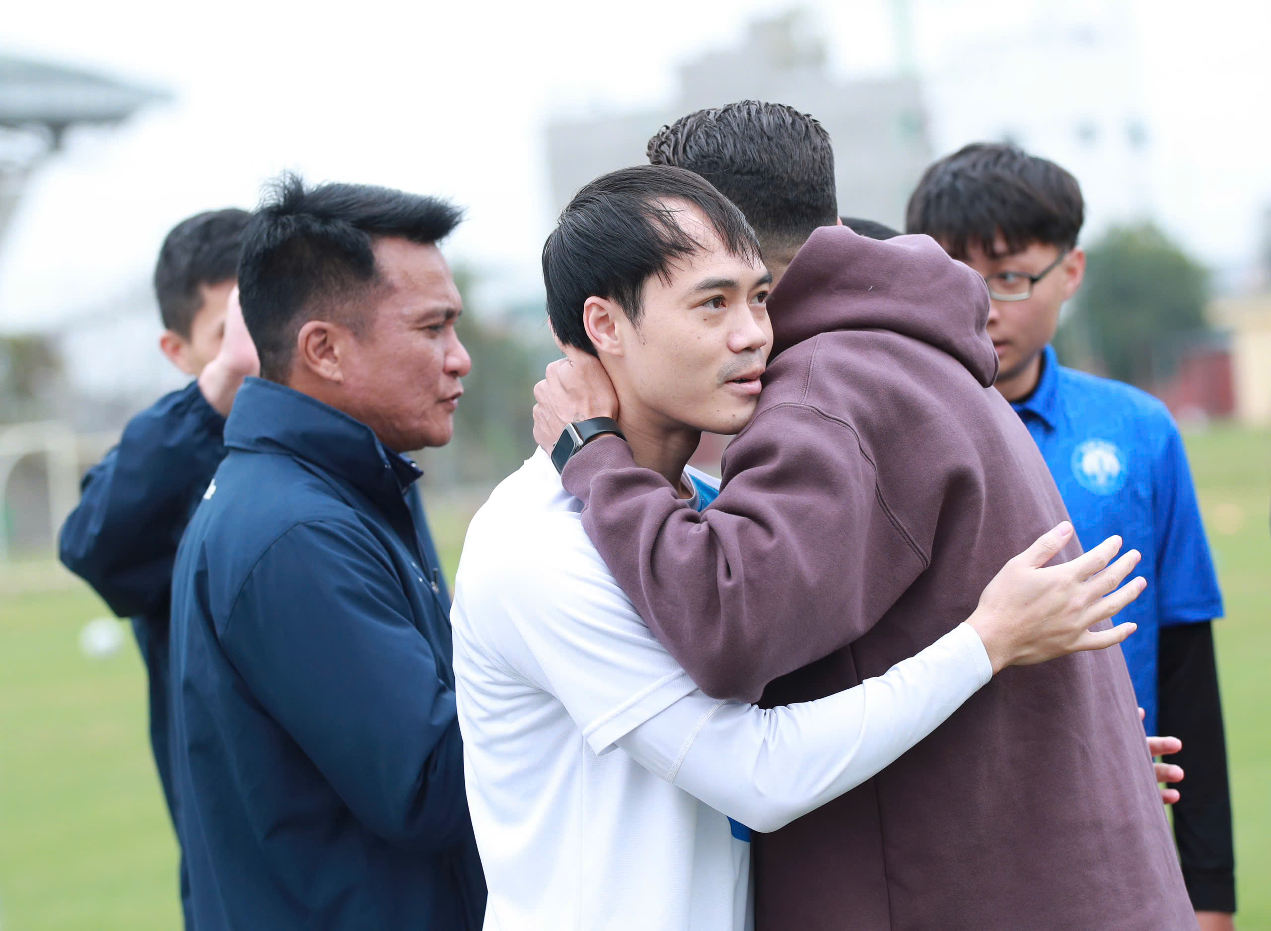 Hendrio ôm tạm biệt từng đồng đội, chia tay CLB Nam Định trong êm đẹp