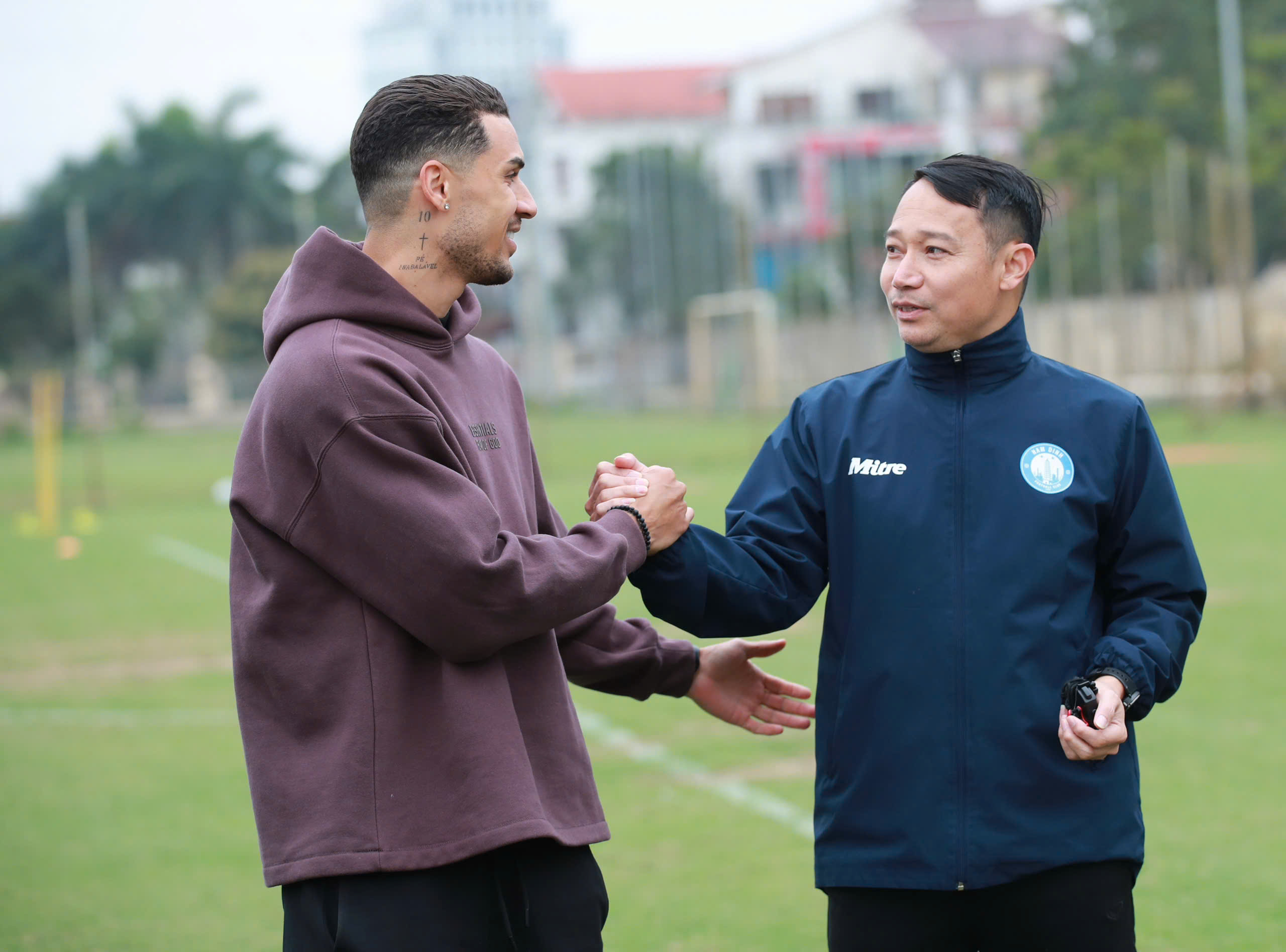 Hendrio ôm tạm biệt từng đồng đội, chia tay CLB Nam Định trong êm đẹp