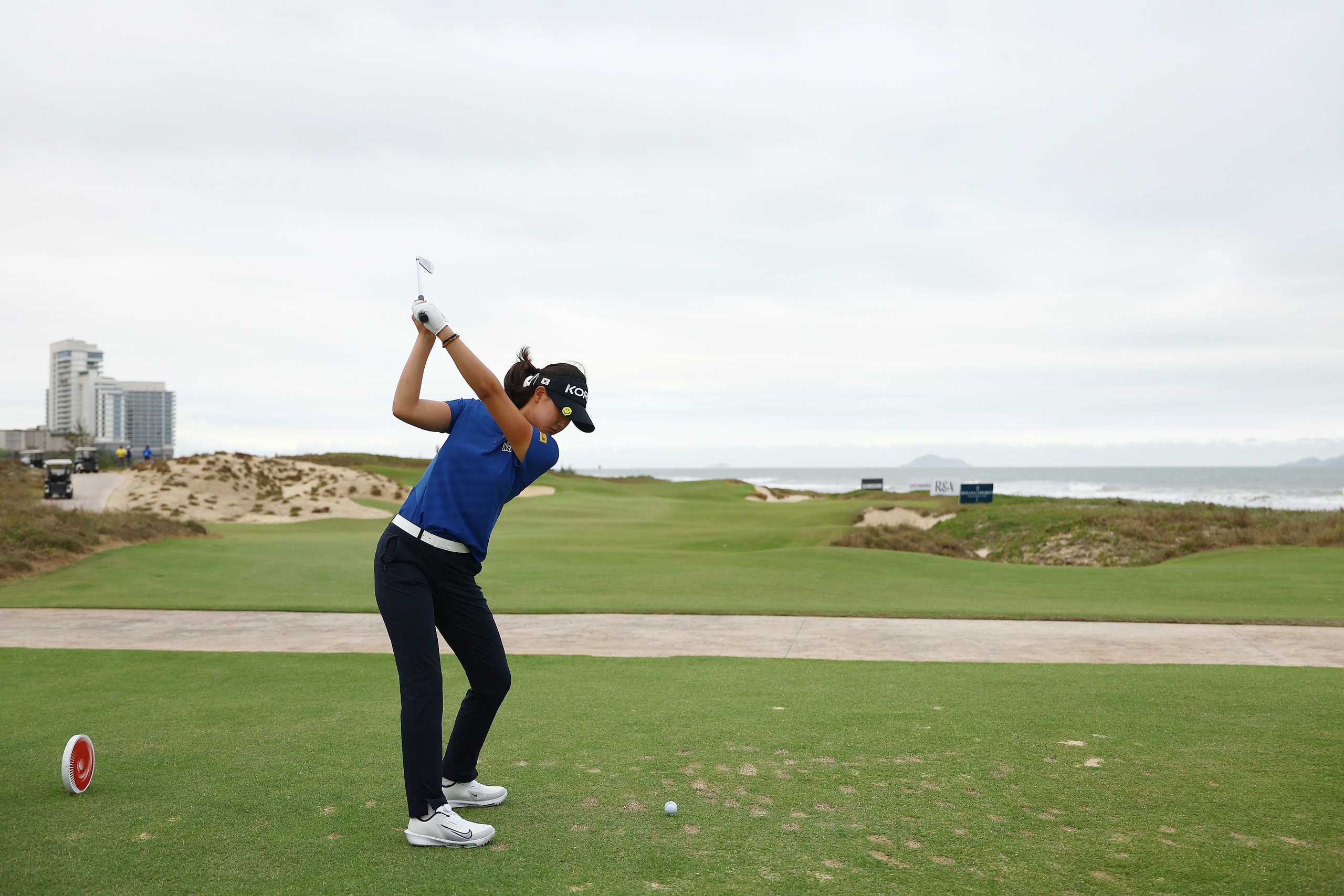 Golfer Hàn Quốc vượt gió chiếm ngôi đầu WAAP Championship