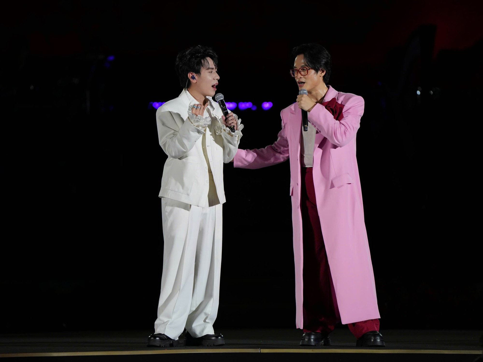 Hà Anh Tuấn 'vẽ' gì ở bản 'phác thảo hoa hồng' hoành tráng tại TP.HCM?