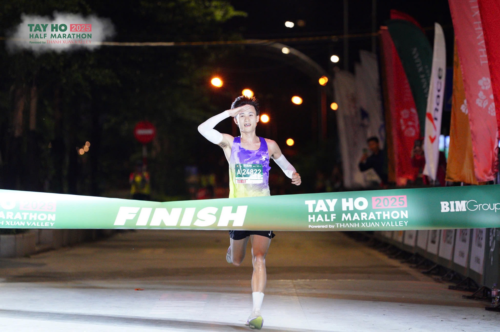 Nguyen Trung Cuong breaks record, Nguyen Thi Oanh wins Tay Ho Half Marathon 2025