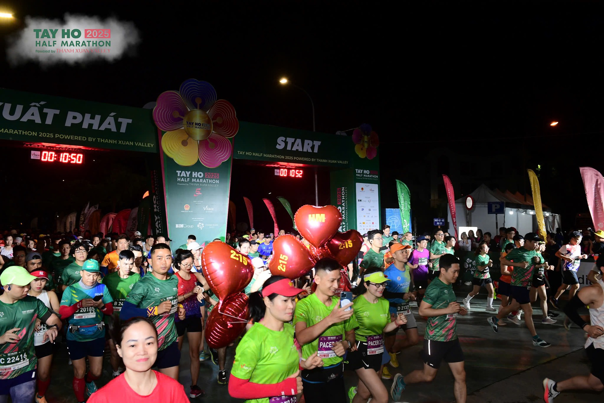 Nguyen Trung Cuong bate récord, Nguyen Thi Oanh gana la media maratón Tay Ho 2025