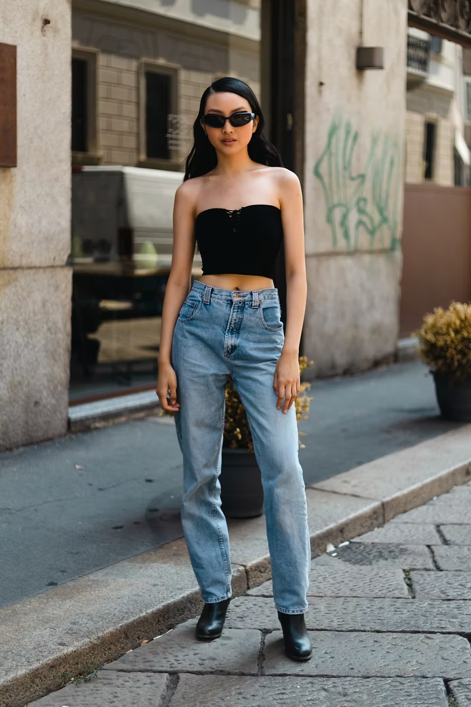 Quần jeans ống côn đang trở lại theo phong cách sang trọng