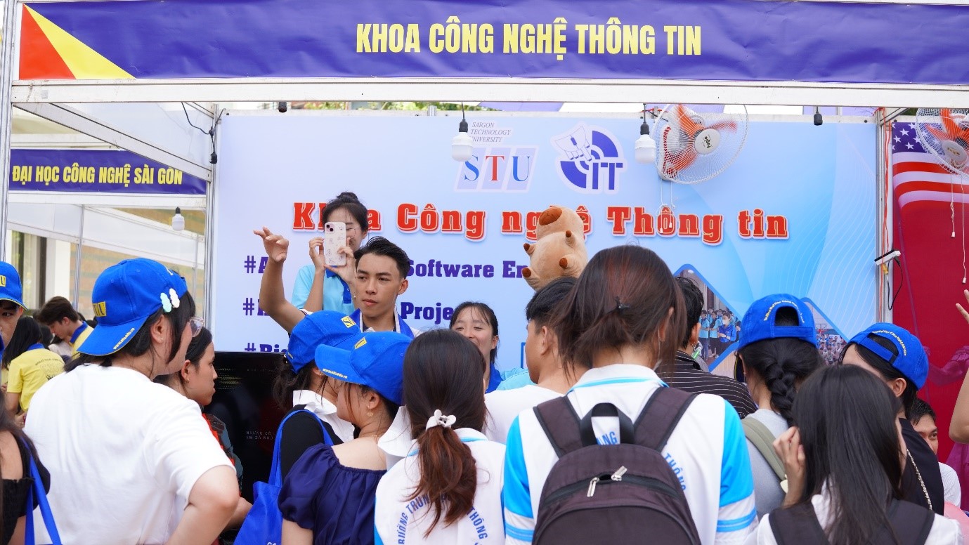 Hơn 500 học sinh tham dự trải nghiệm 'Một ngày làm sinh viên STU' lần 2